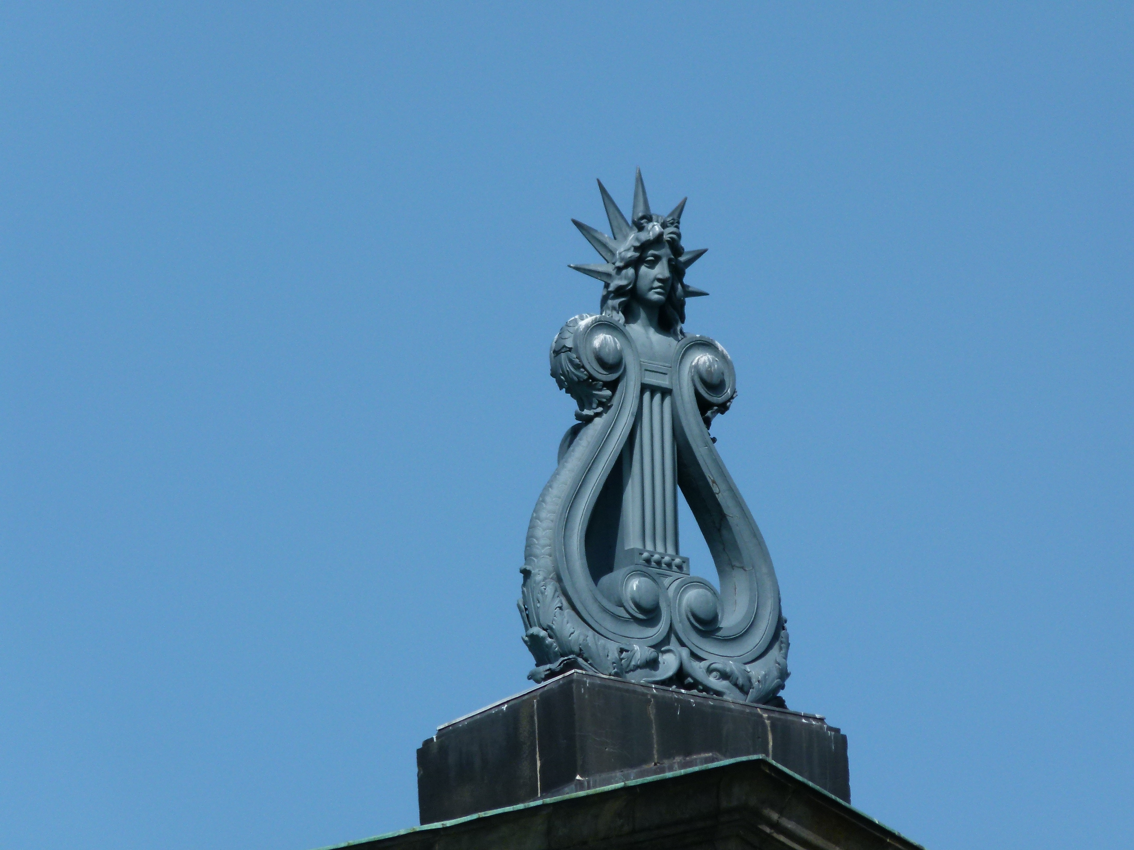 Statue on the roof of the opera house free image download