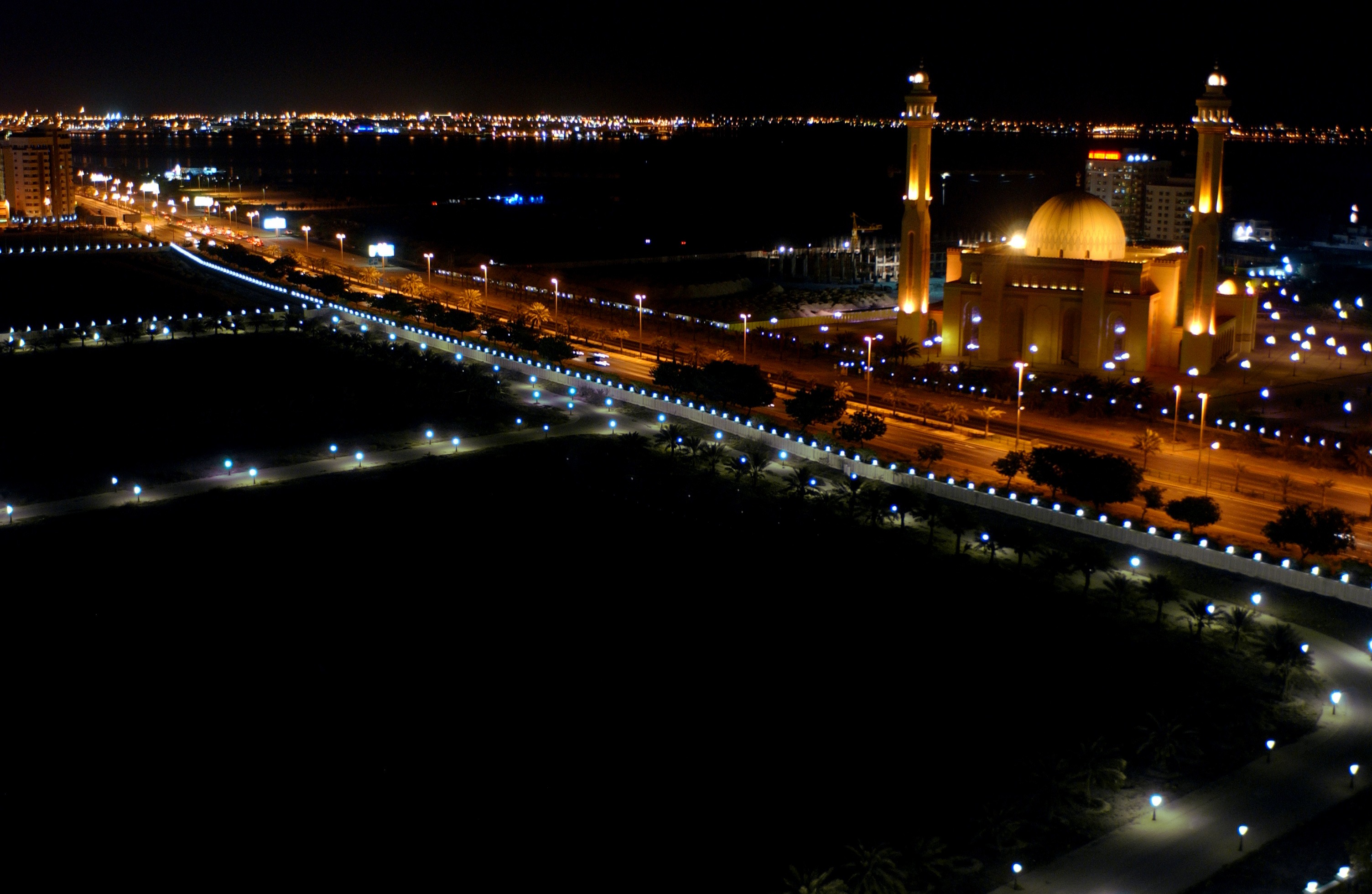 Panorama of the night of Bahrain free image download