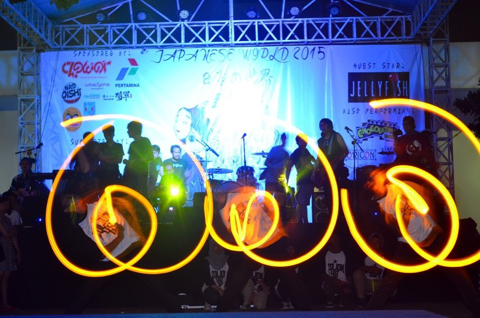 Line drawing with lights at a concert free image download