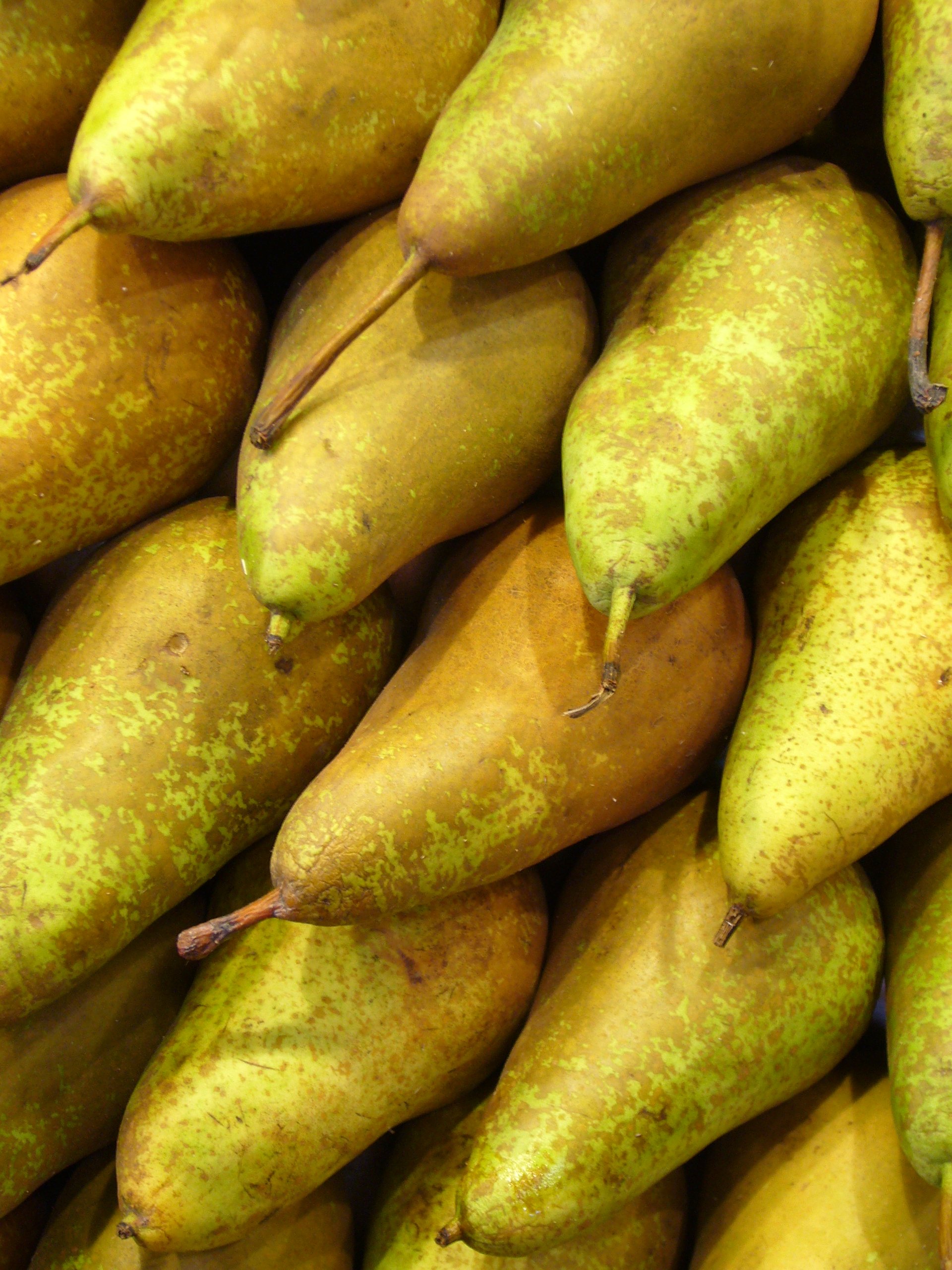Green pears in the market free image download
