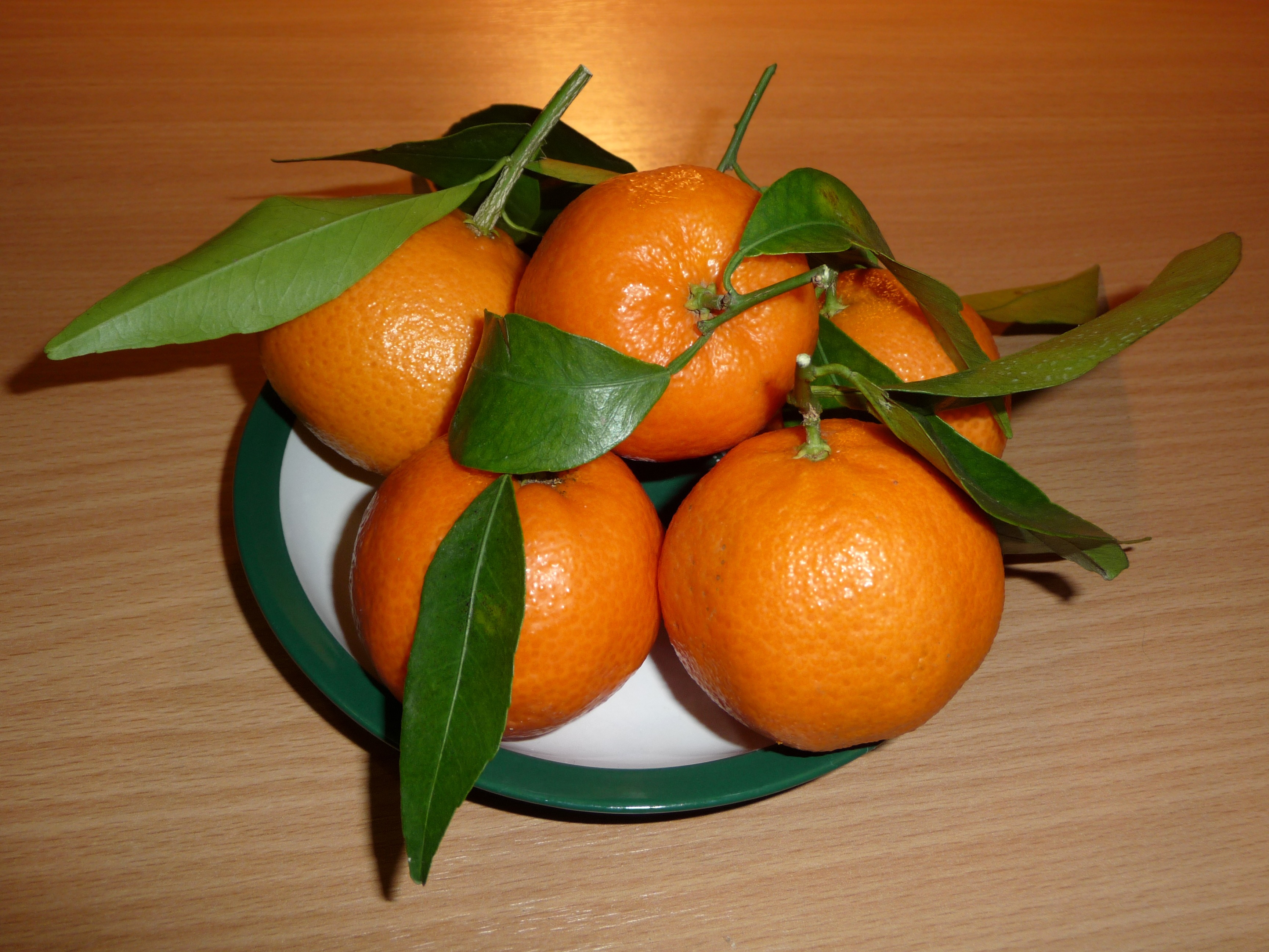 Presentation of mandarins on a plate free image download