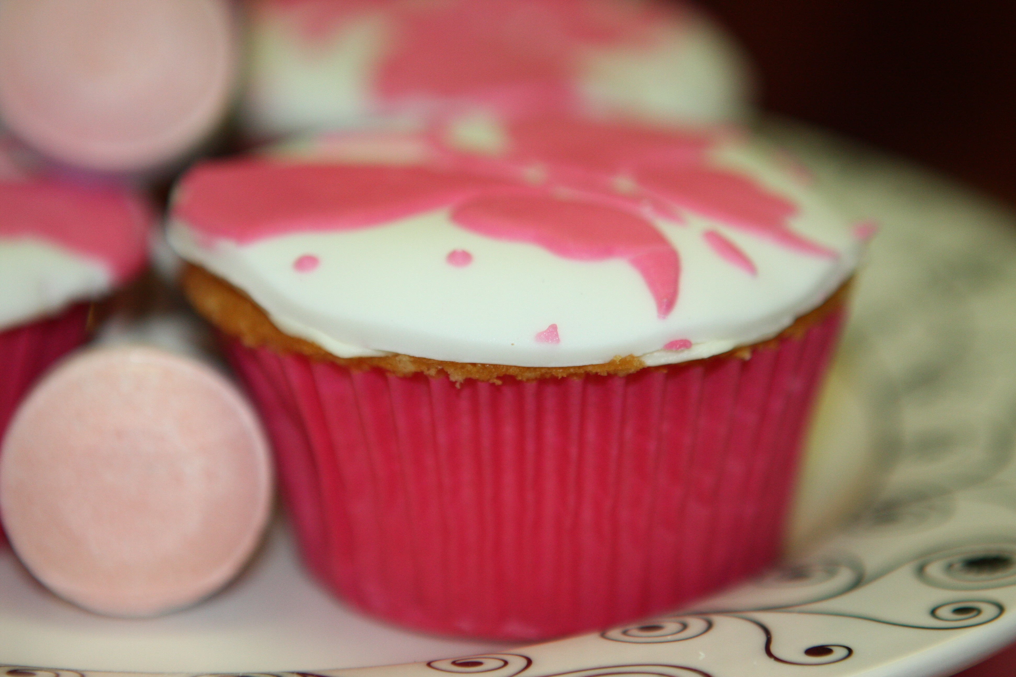 Muffins, pink cupcakes on plate free image download