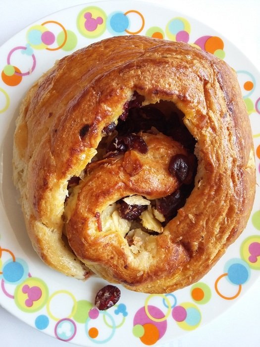 Bun with berries free image download