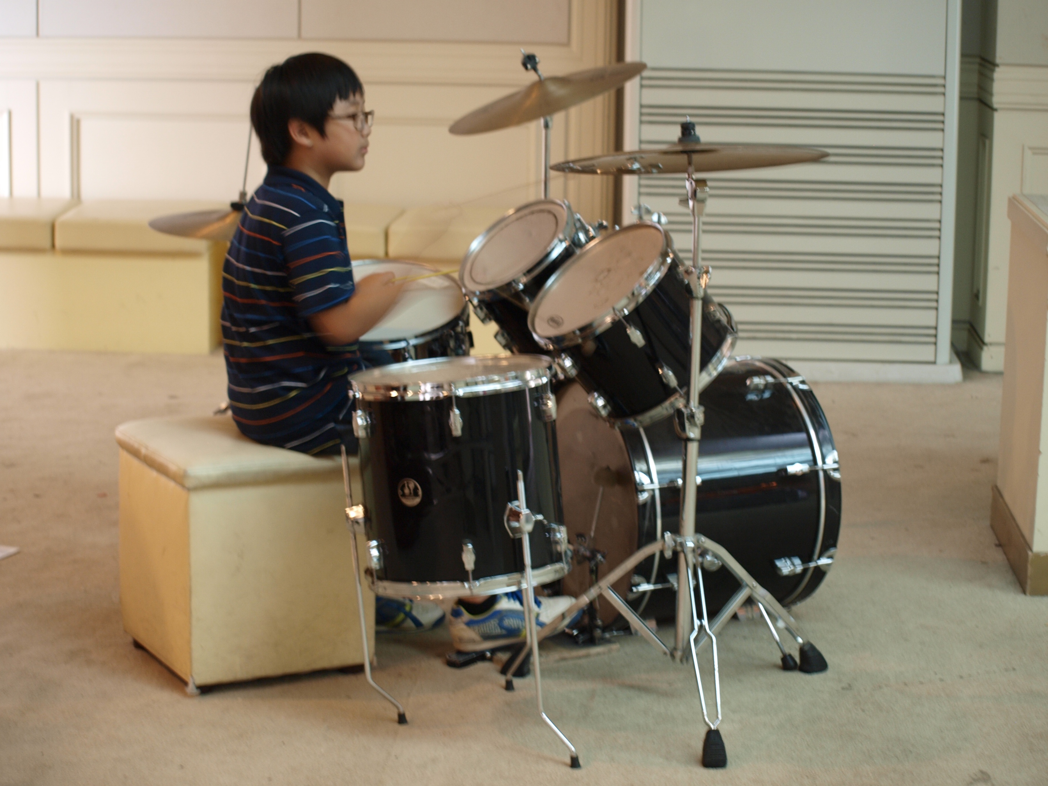 Drummer behind the black drum kit free image download