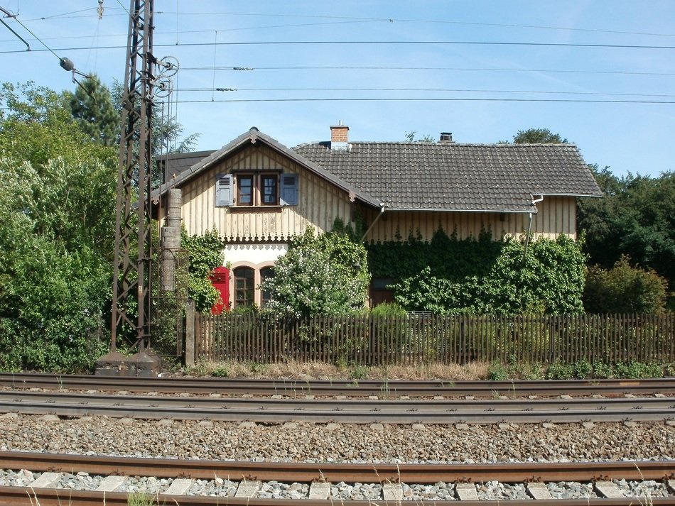 House near the railroad free image download