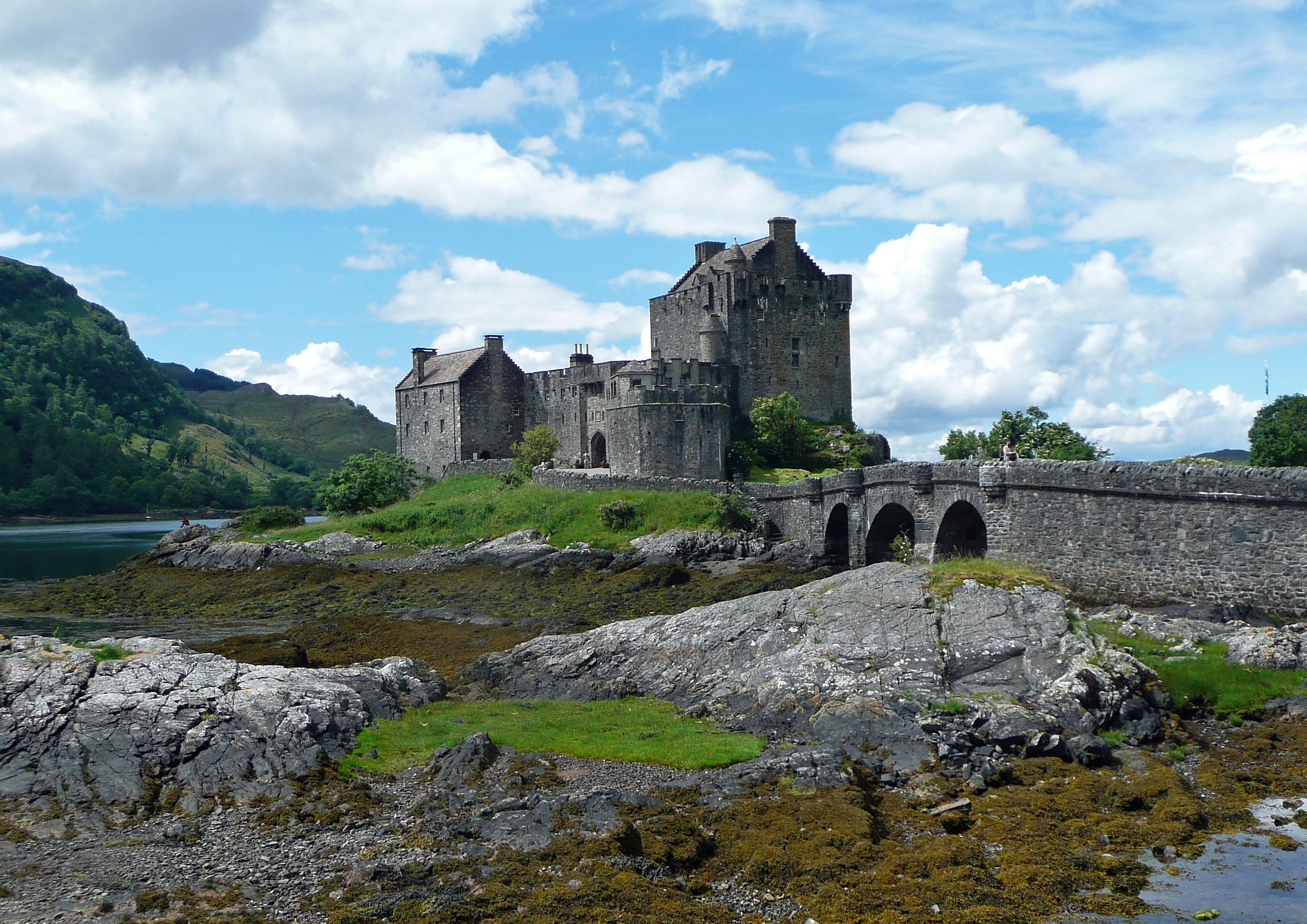 Famous eilean donan castle in Scotland free image download