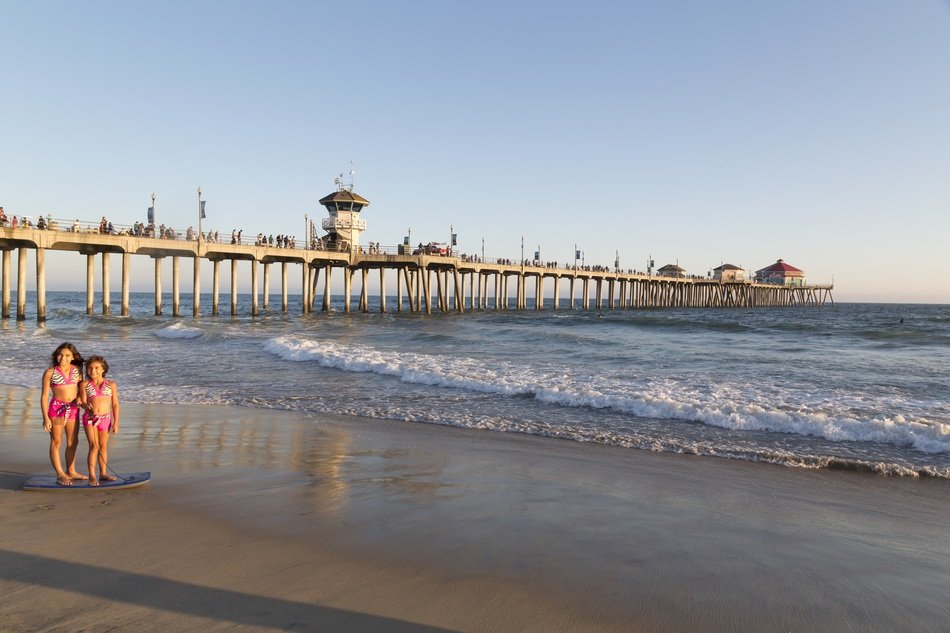 Girls on beach overlooking the pier free image download