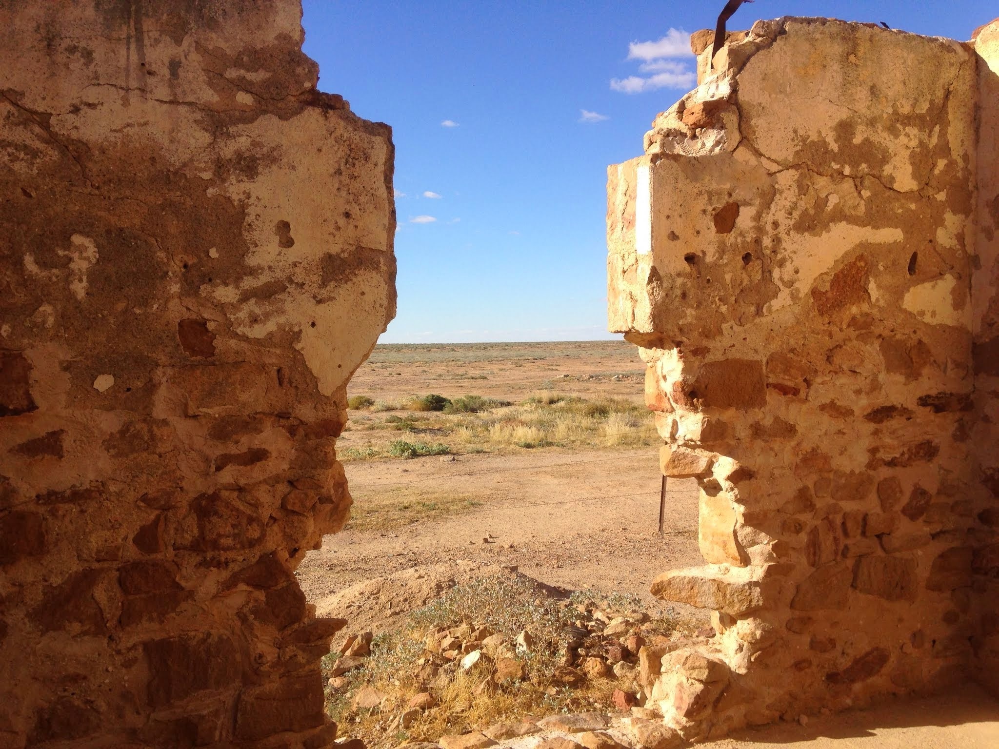 Ruined wall on desert background free image download
