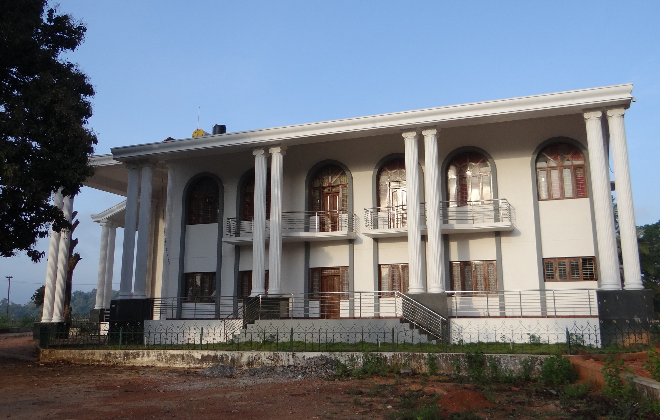 White circuit house in India free image download