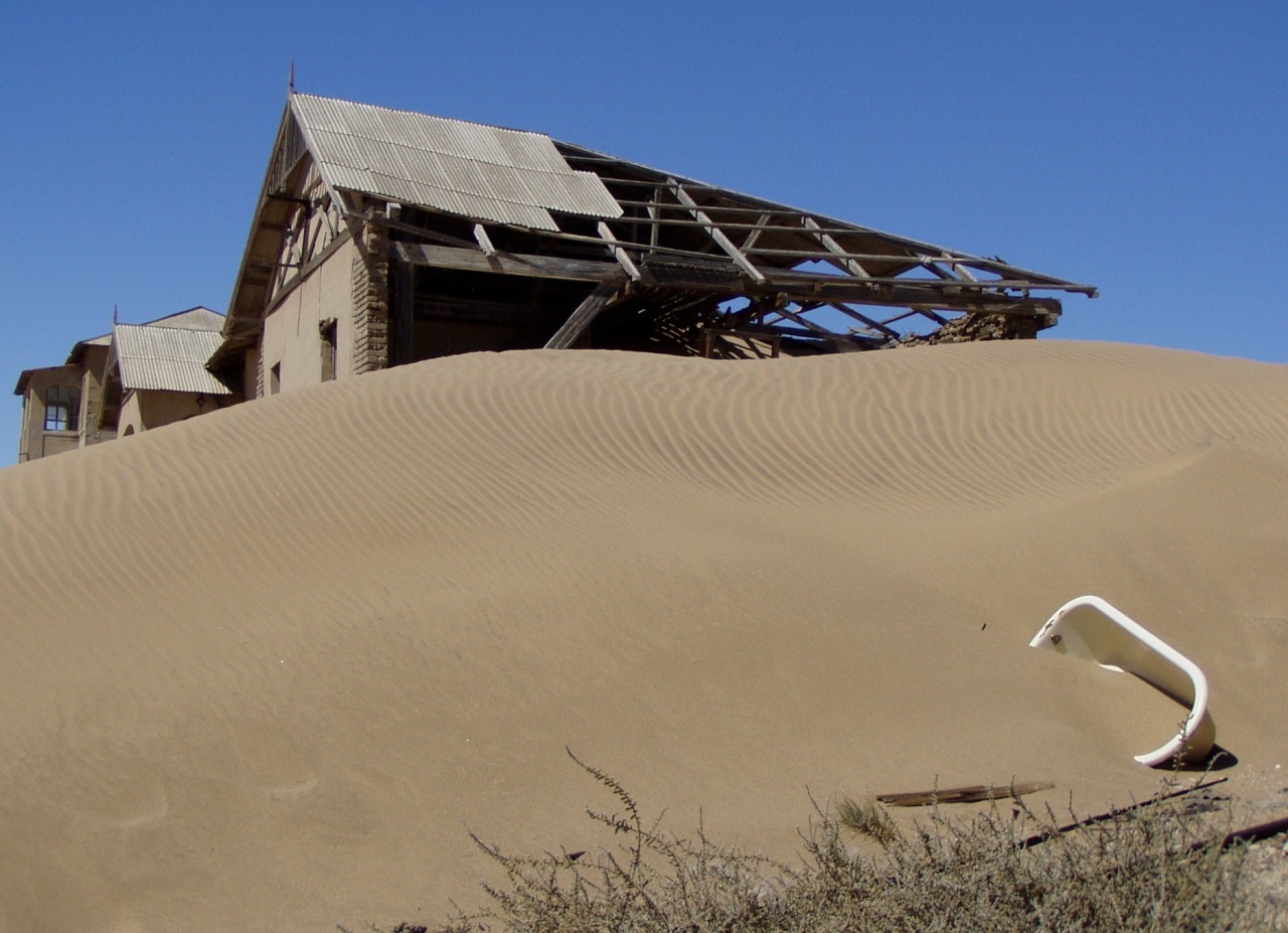 Ruined desert house in namibia free image download
