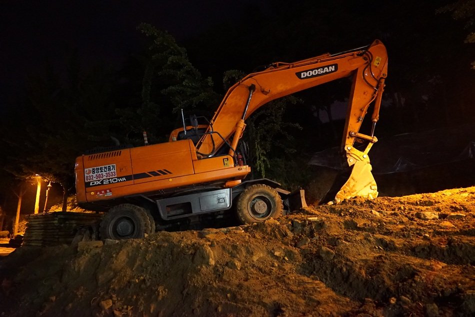 Photo of building excavator at night free image download