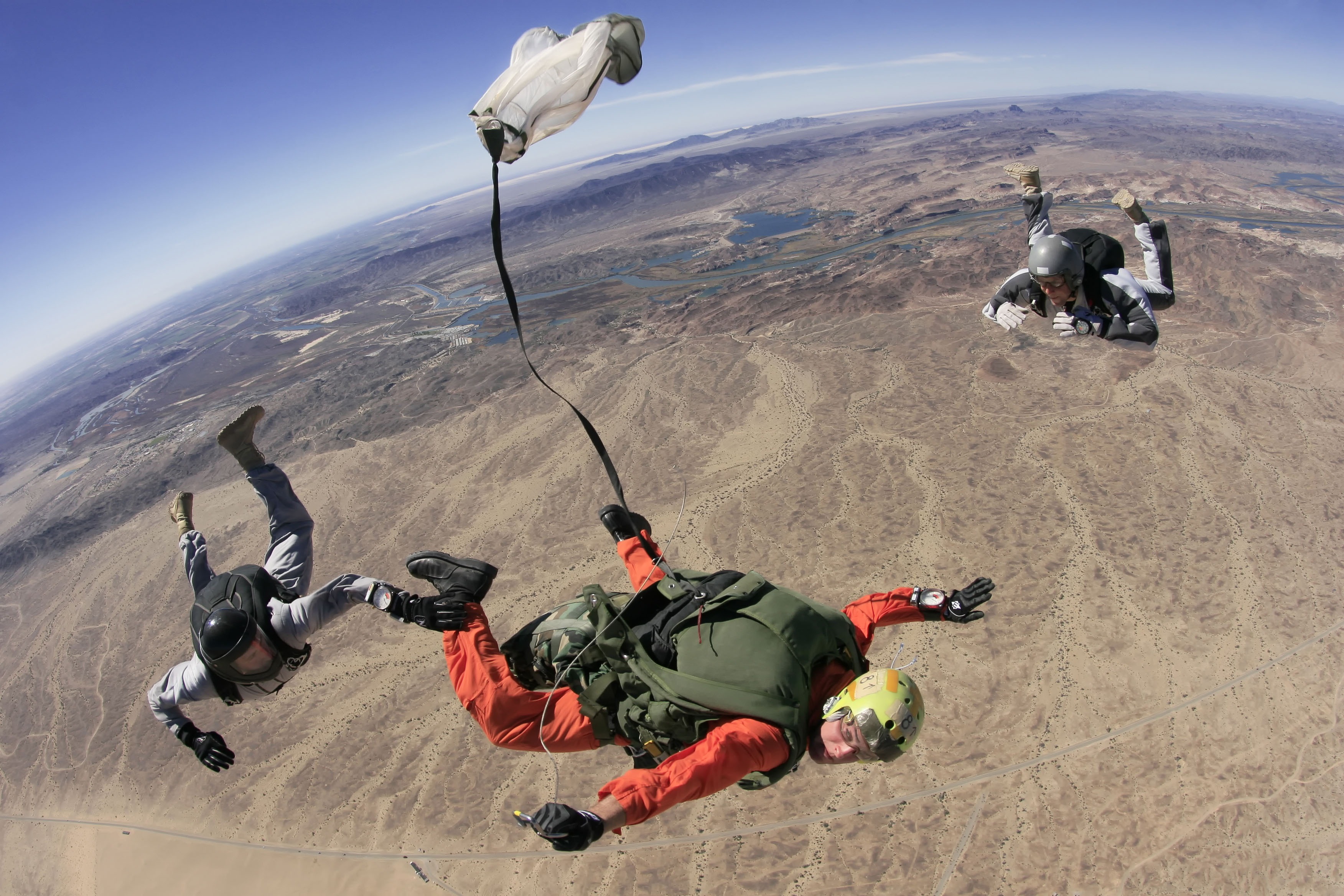 People parachute above the ground free image download