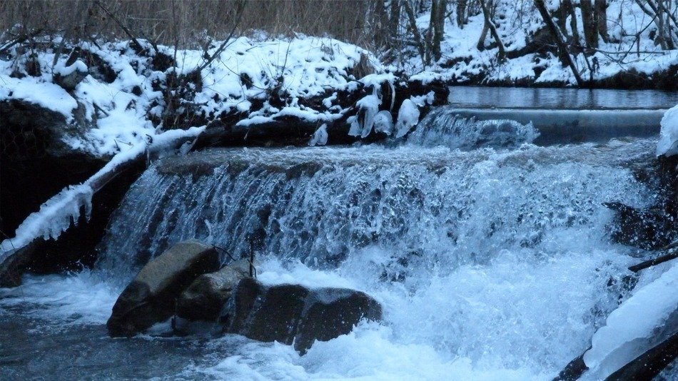 Waterfall among snowy shores free image download