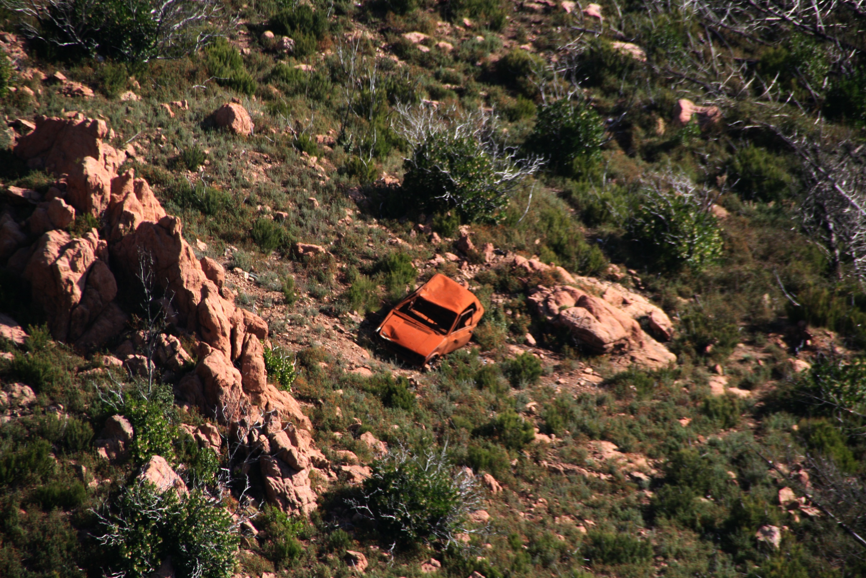 Broken car in the gorge free image download