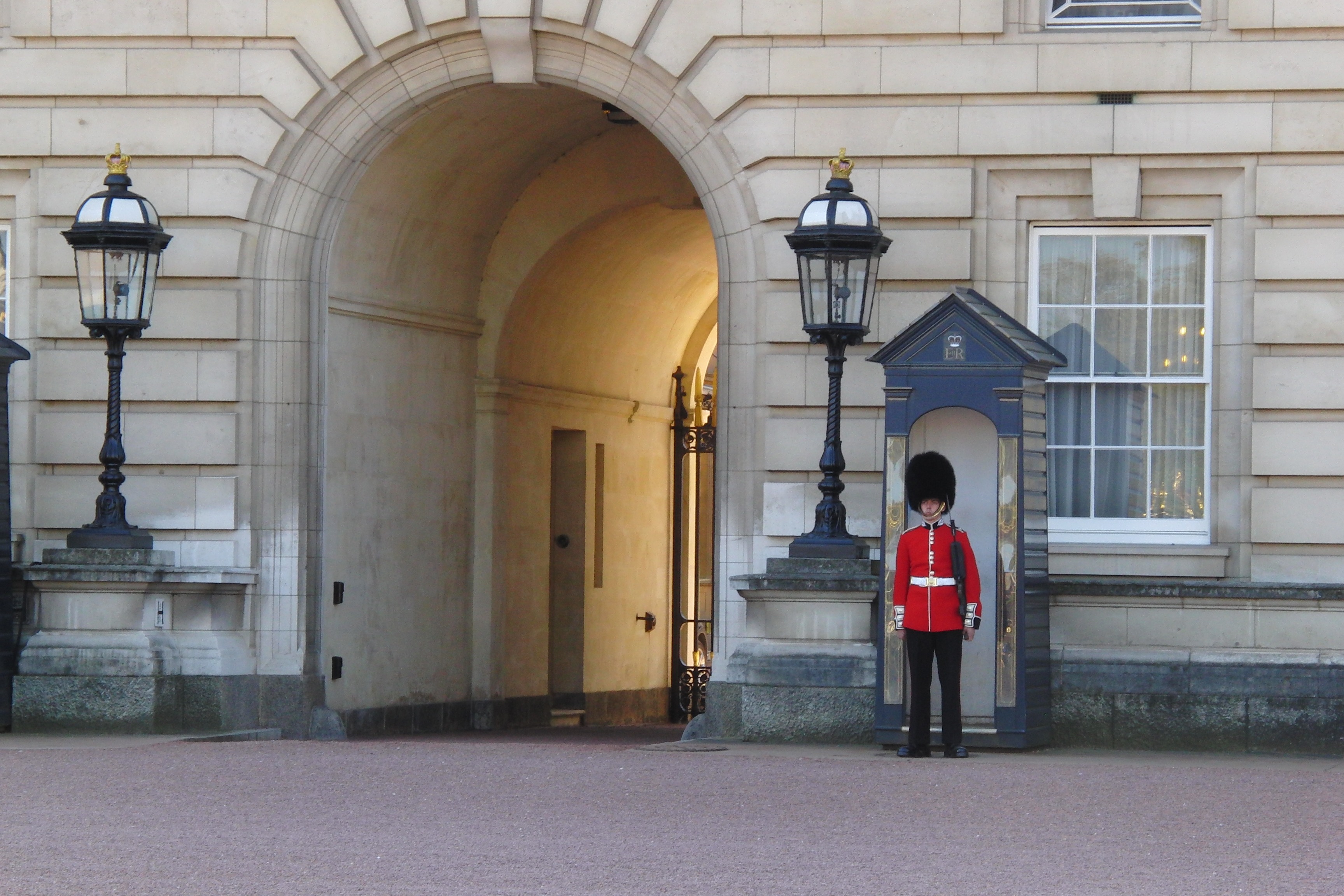 Guard at Buckingham Palace free image download