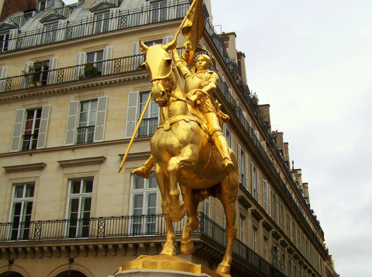 Golden monument in central paris free image download