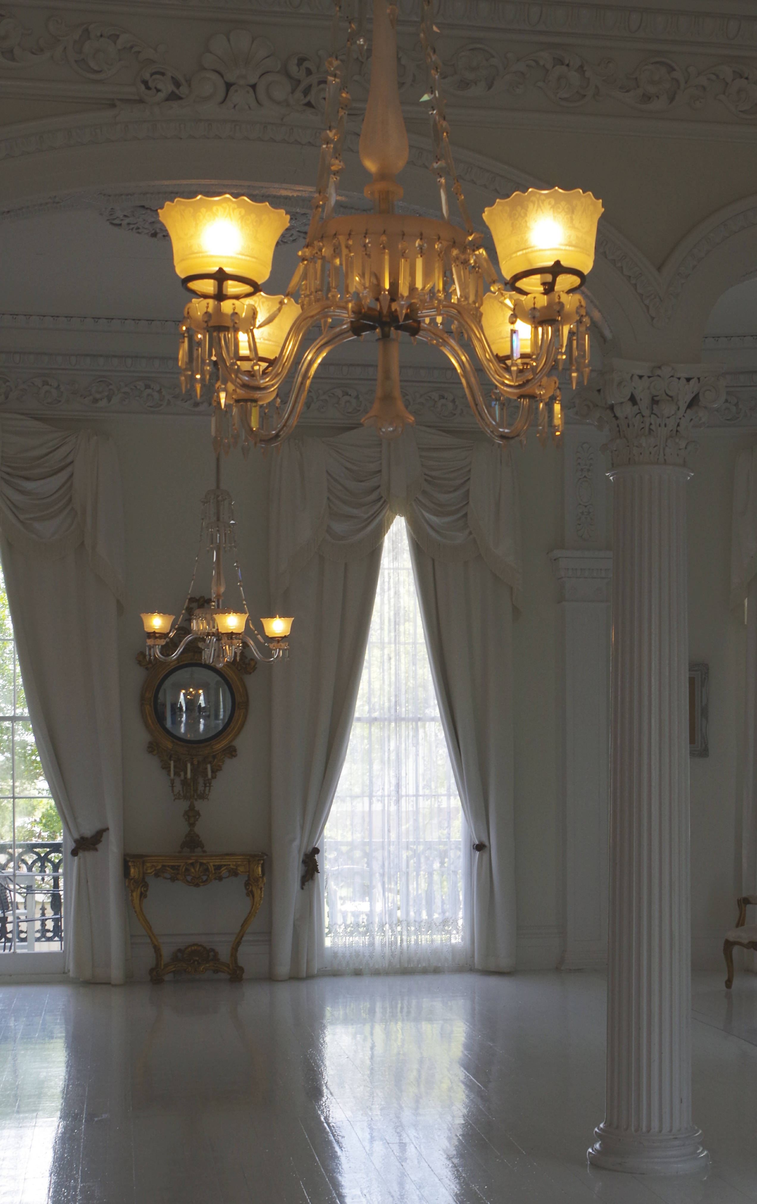 White hall with a large chandelier free image download