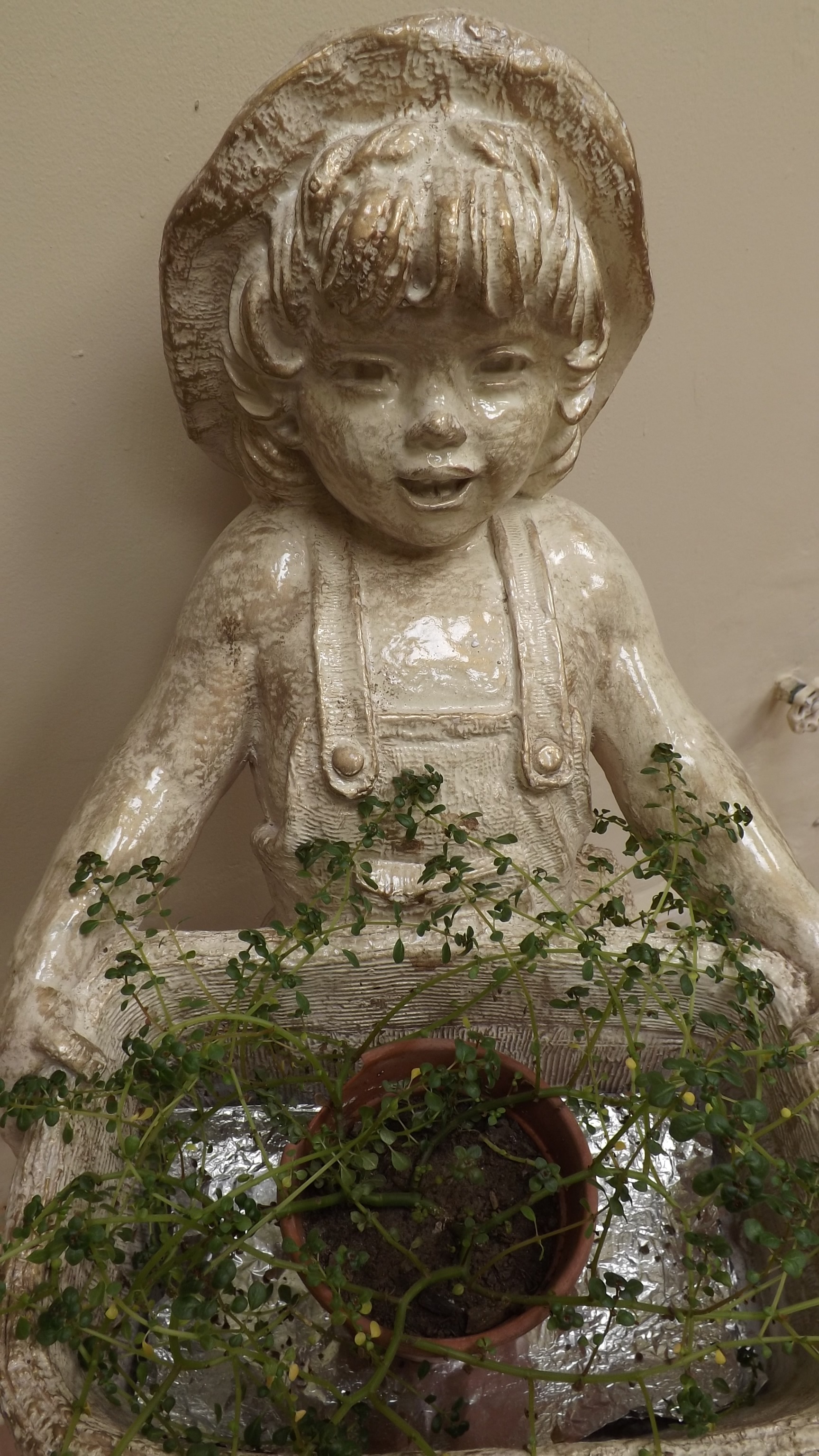Little girl figure, flowerpot, decoration free image download
