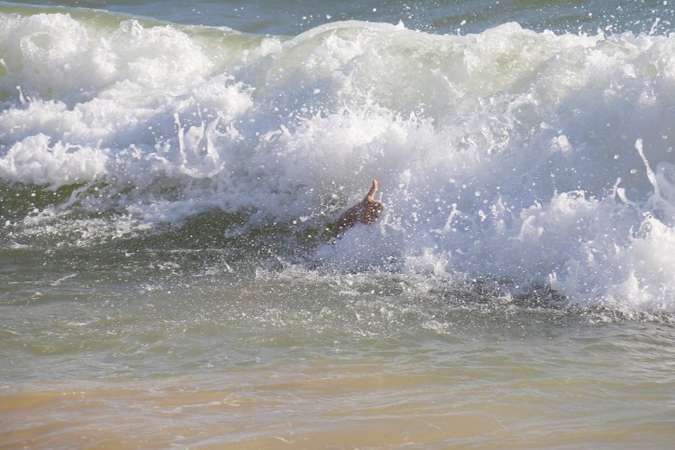 Man playing in good wave free image download