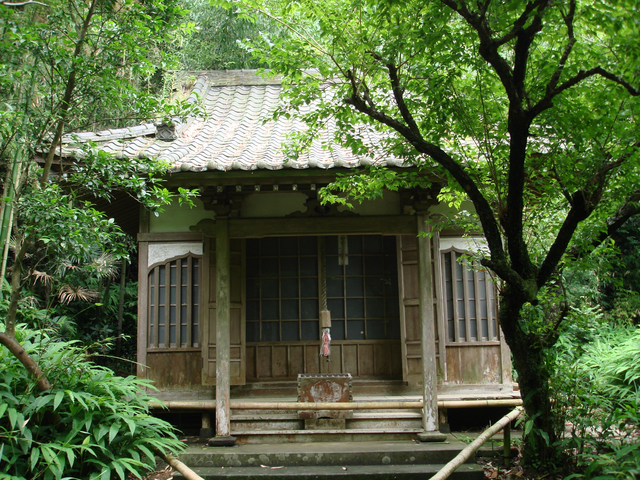 Small buddhist temple in the park free image download