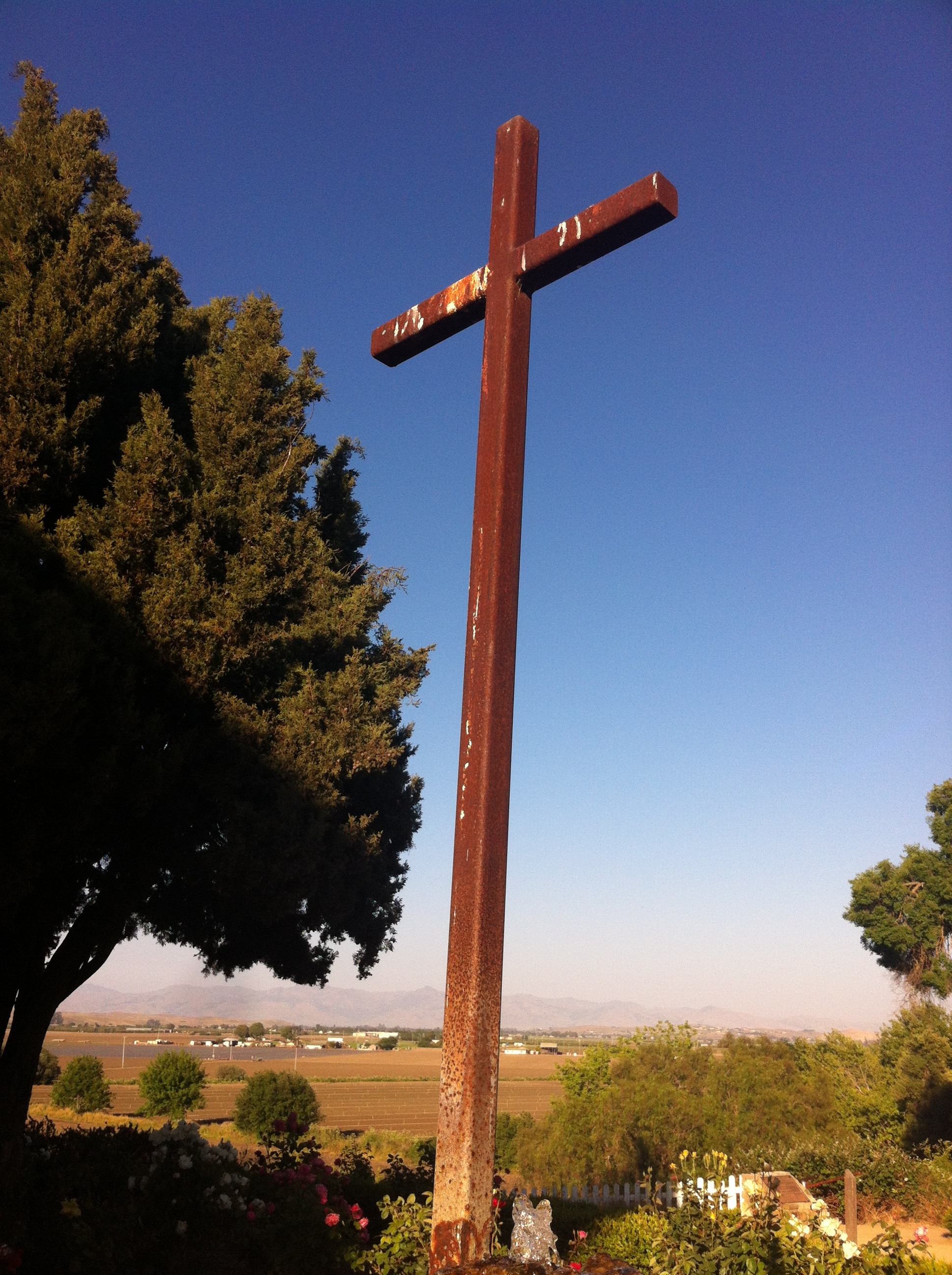 Large metal cross in the countryside free image download
