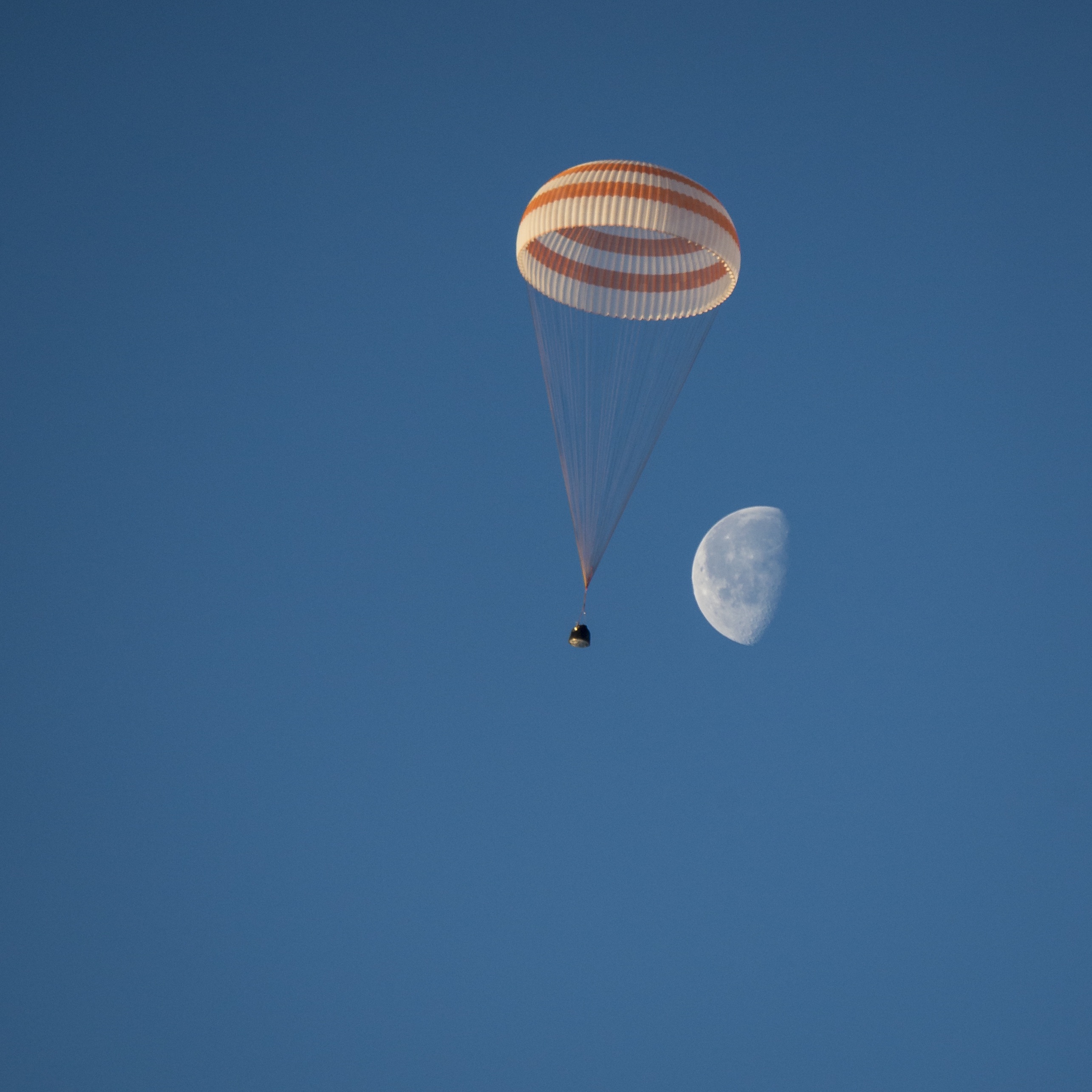 Capsule with a cosmonaut on a parachute free image download