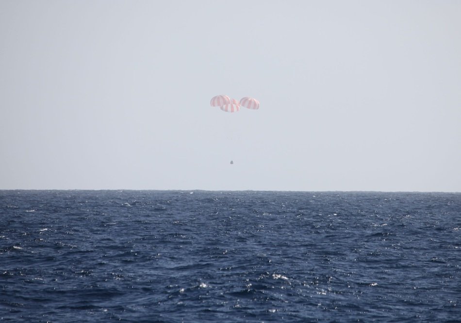 Parachute over the ocean free image download