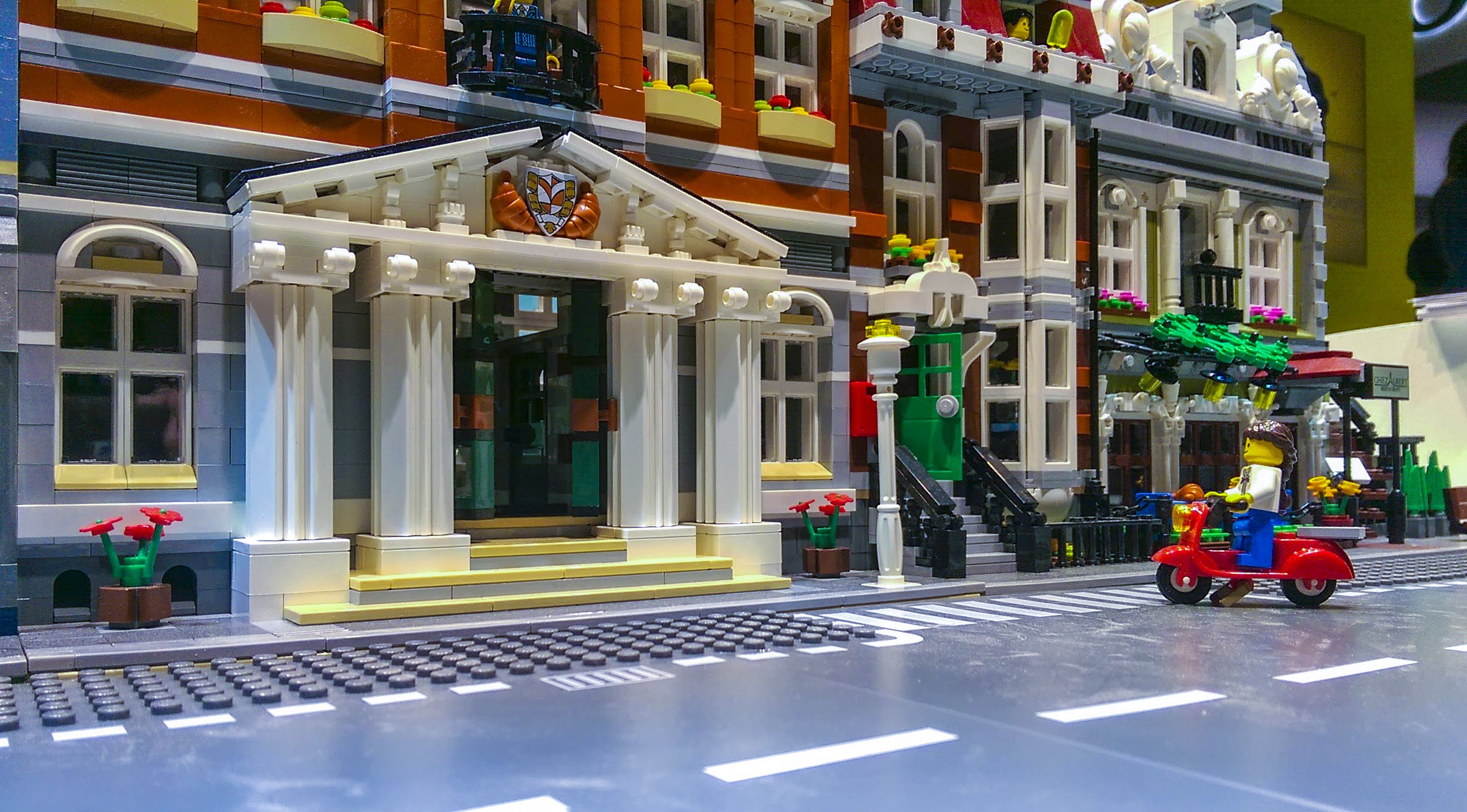 House with columns with lego blocks free image download