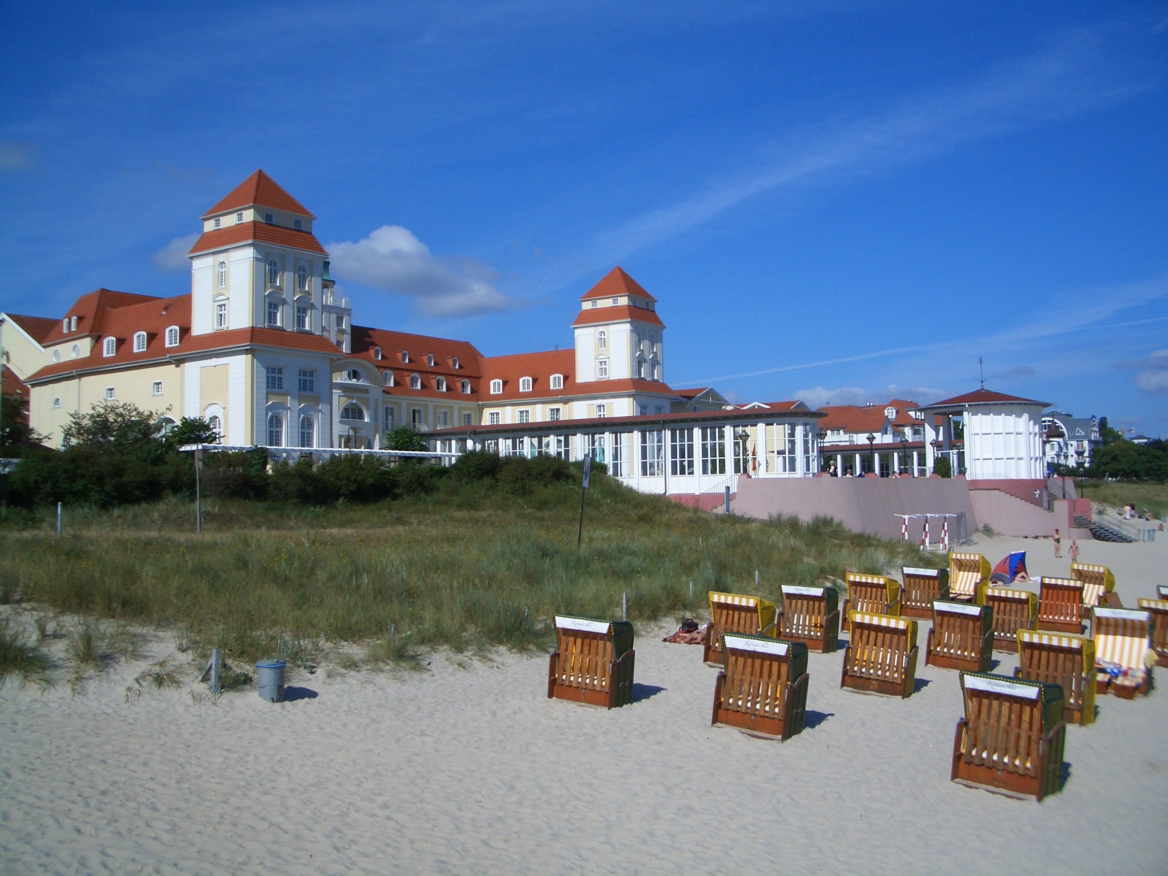 Sun loungers on the Baltic beach free image download