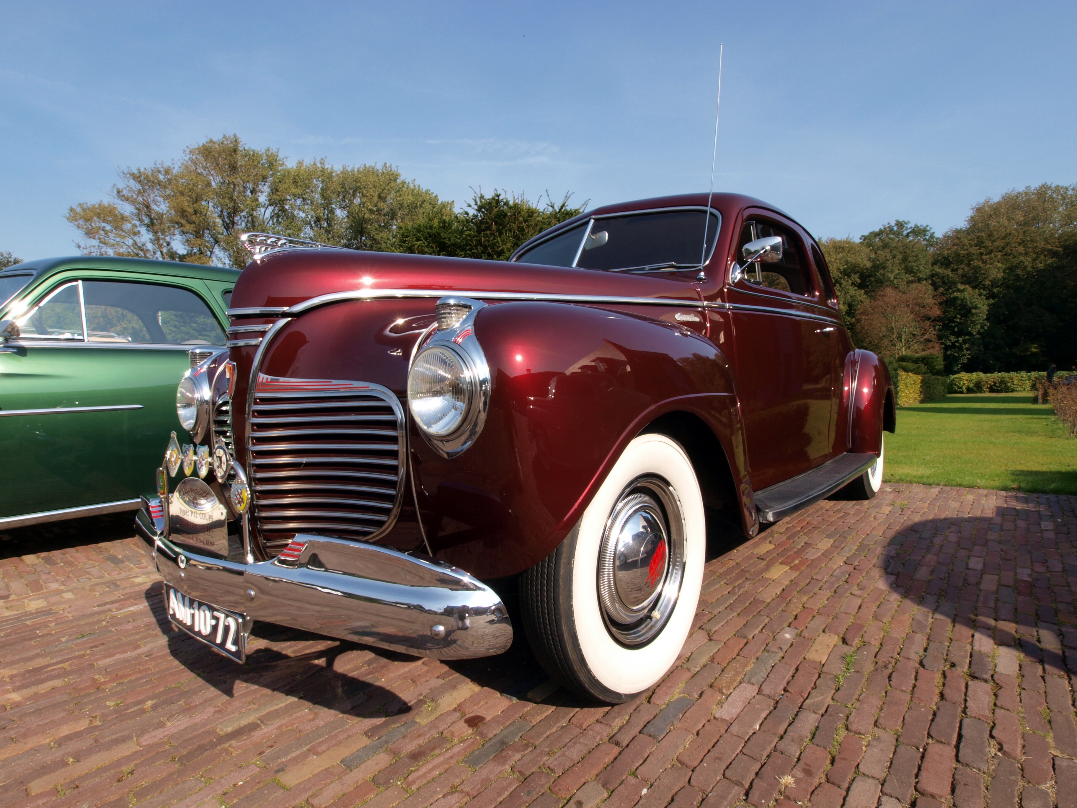 Burgundy retro car free image download