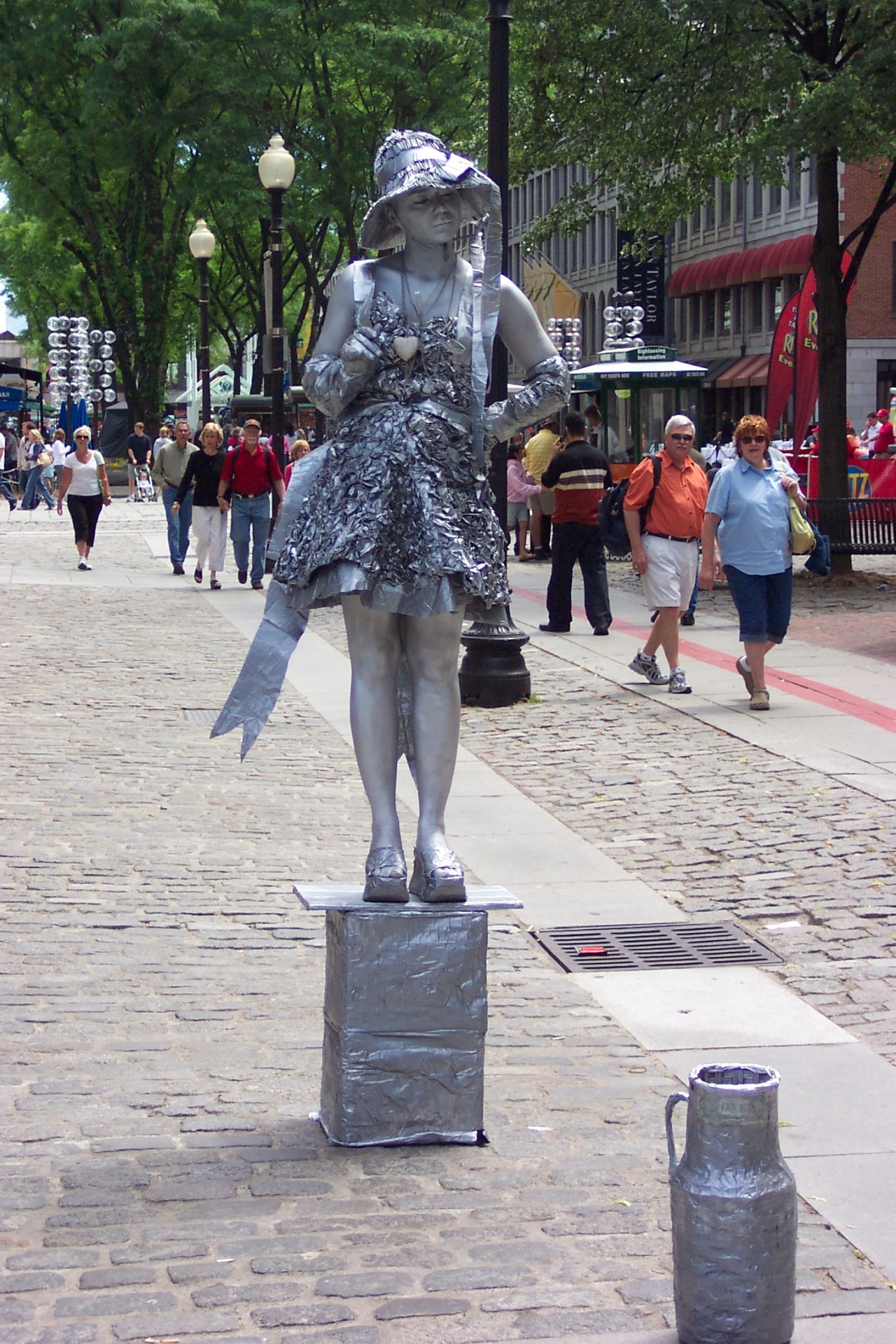 Street statue performer free image download