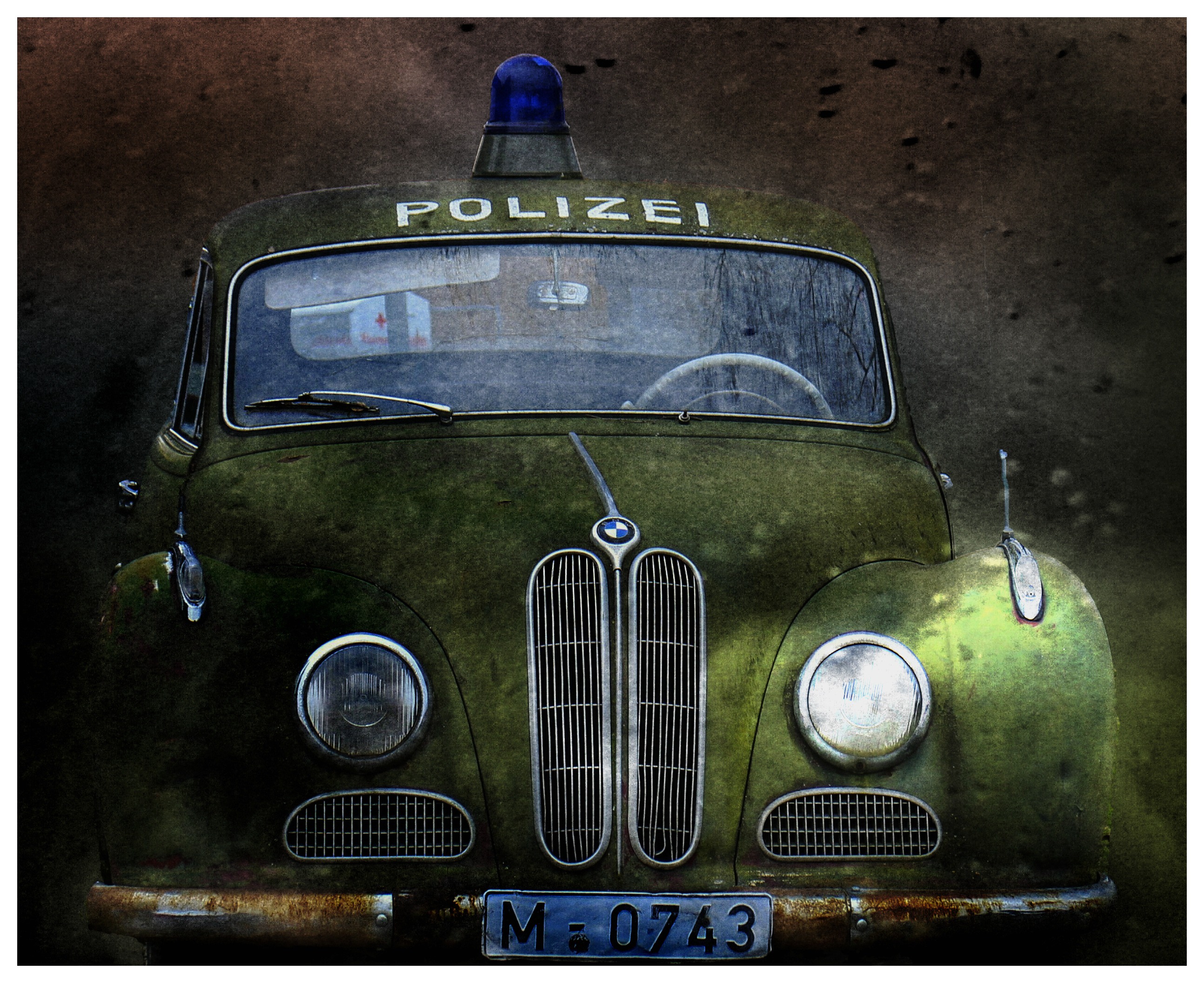 Old green police car free image download
