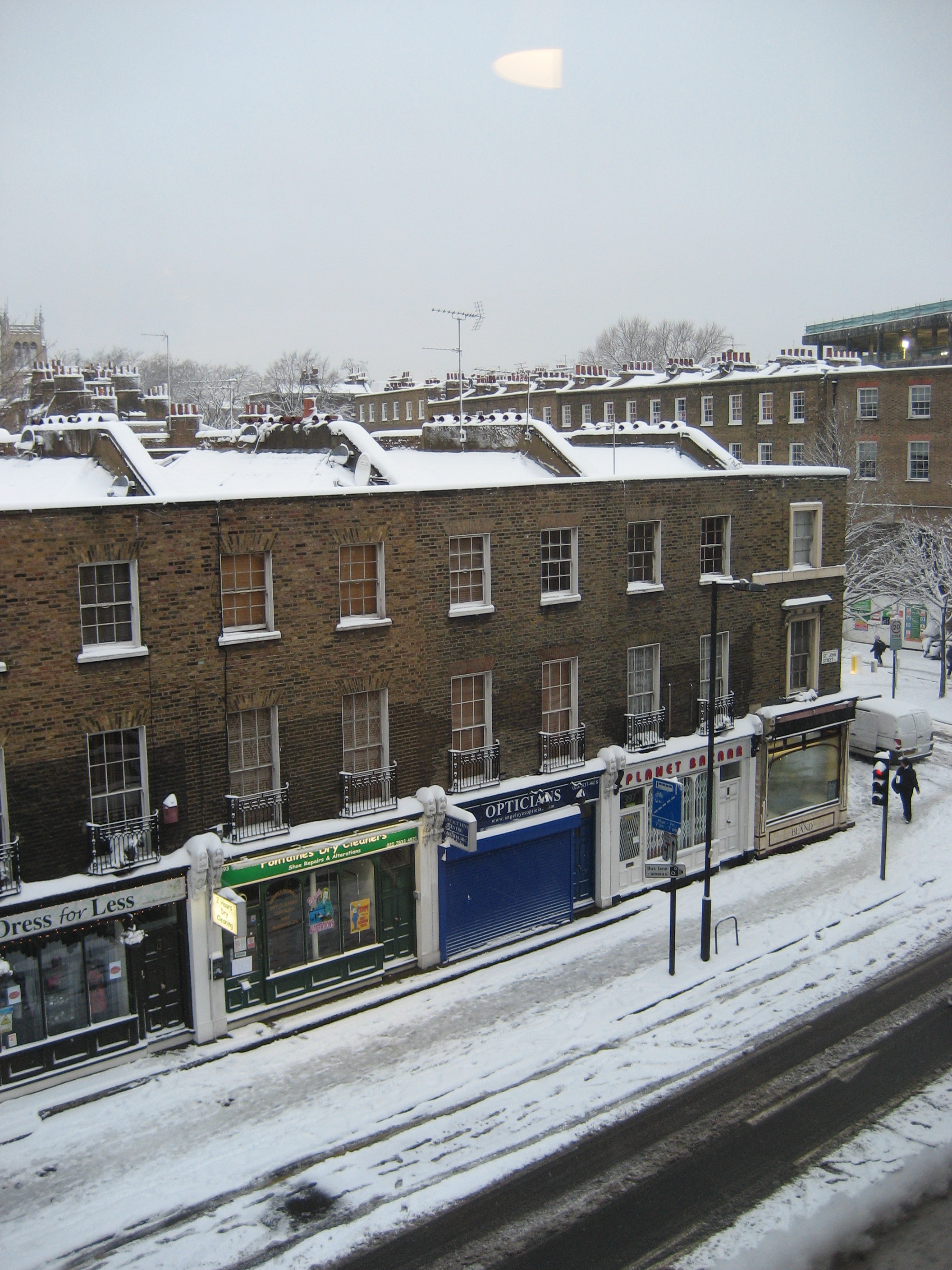 Snowy London street free image download