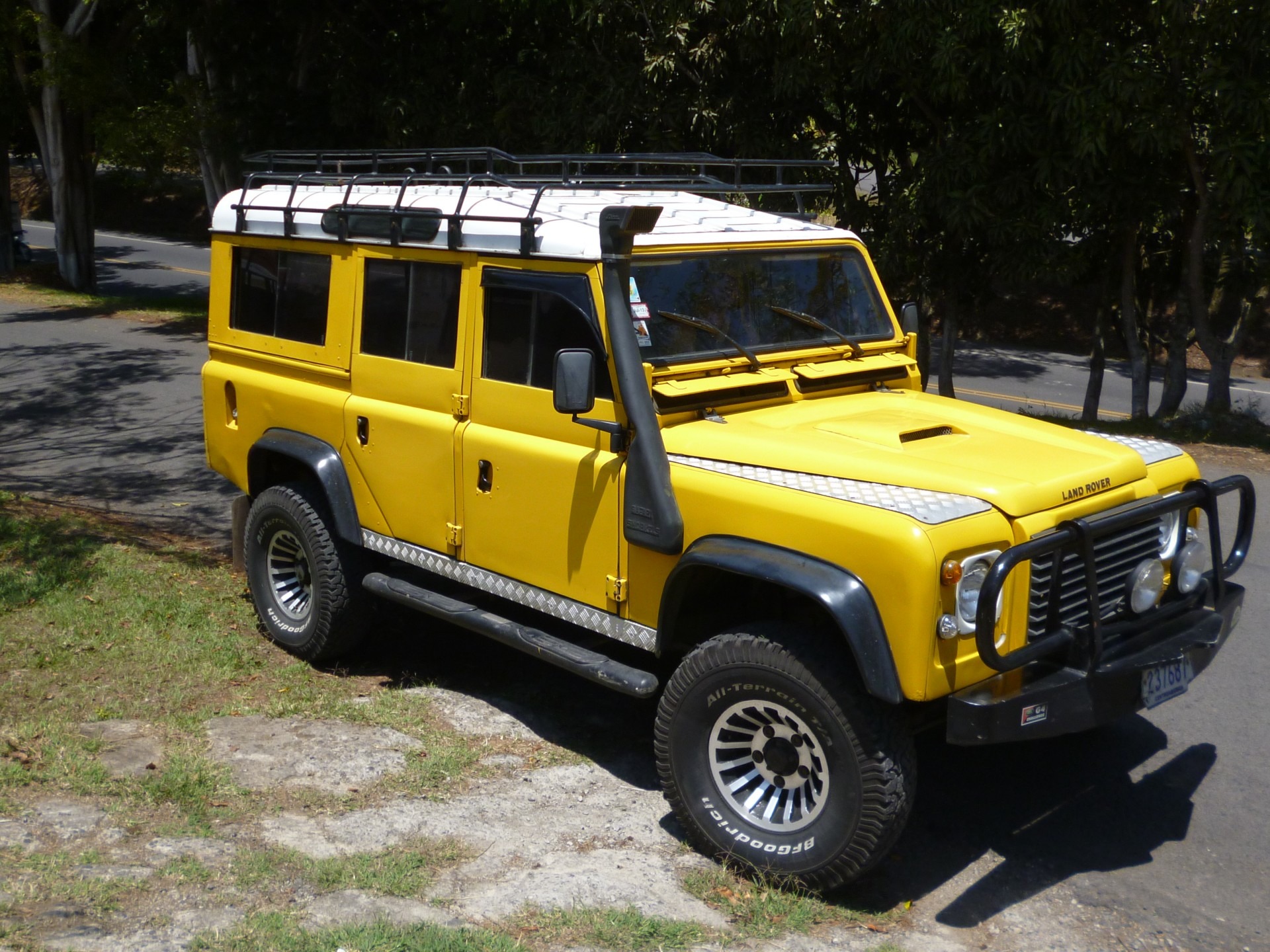 Yellow car land rover free image download