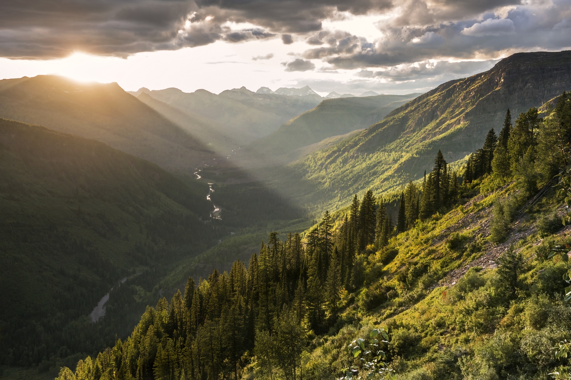 Light haze in the mountain range free image download