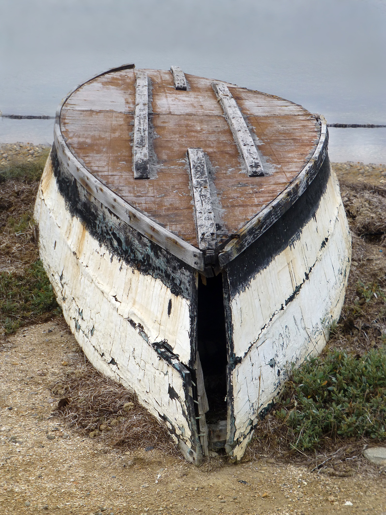 Wrecked boat on the beach free image download