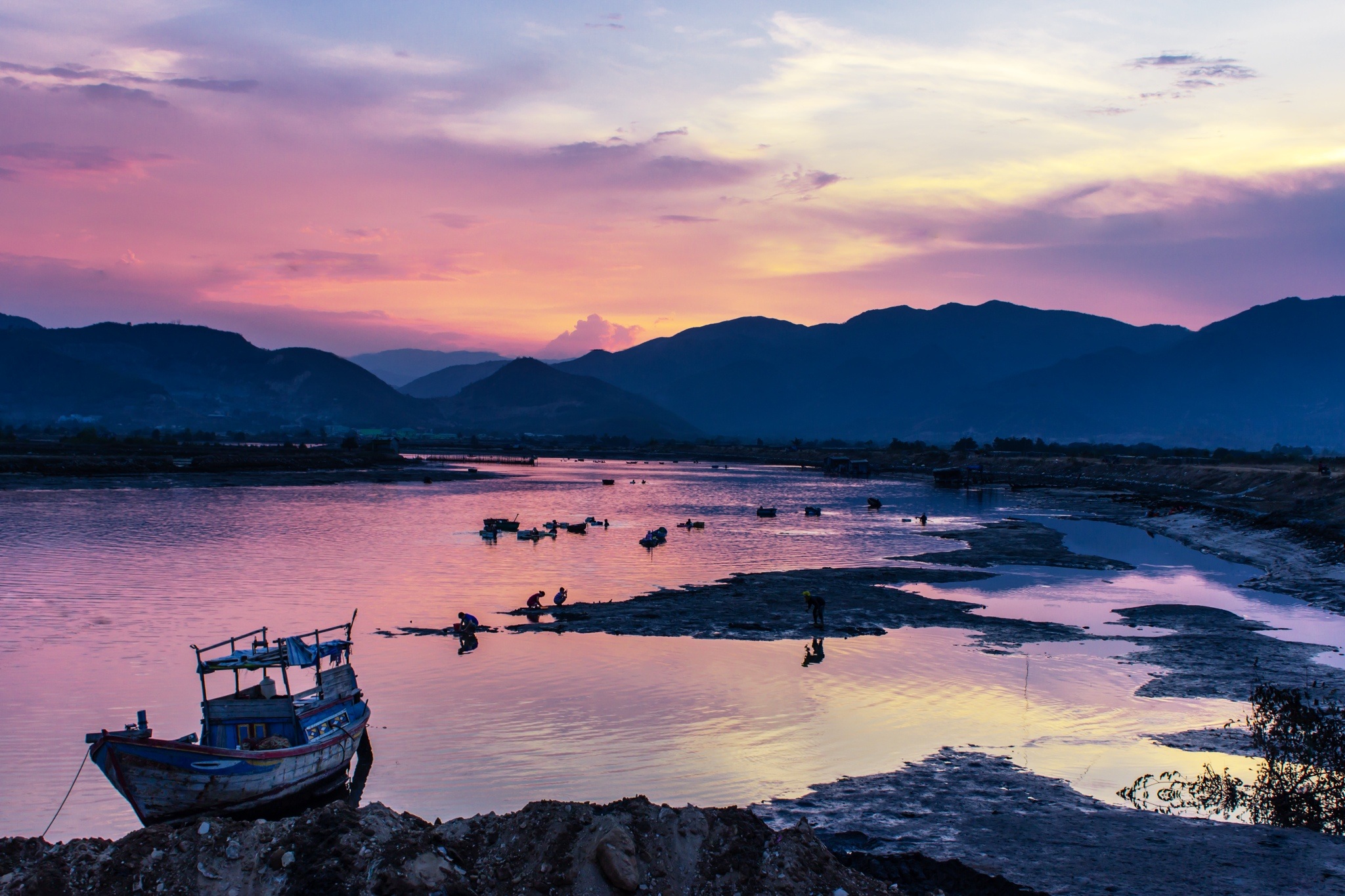 The sea bank at the sunset free image download