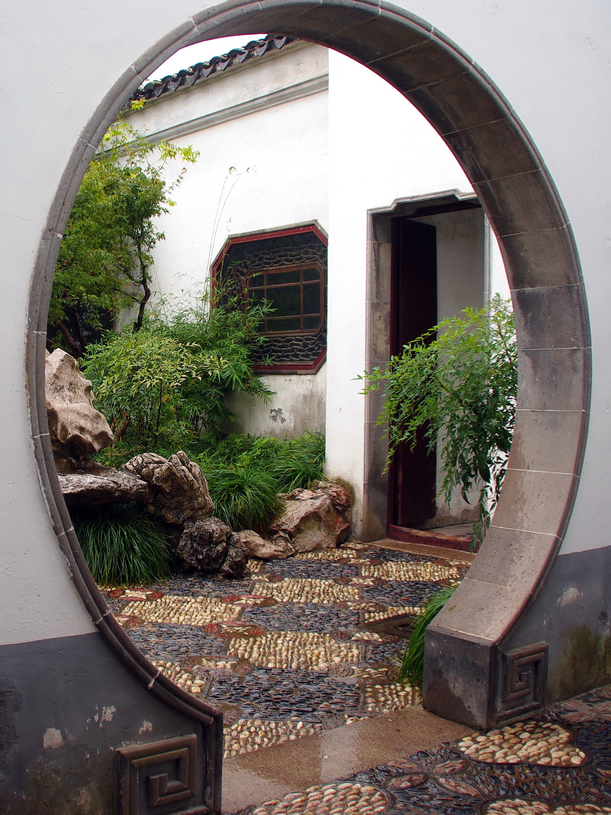 Round entrance doors to the courtyard free image download