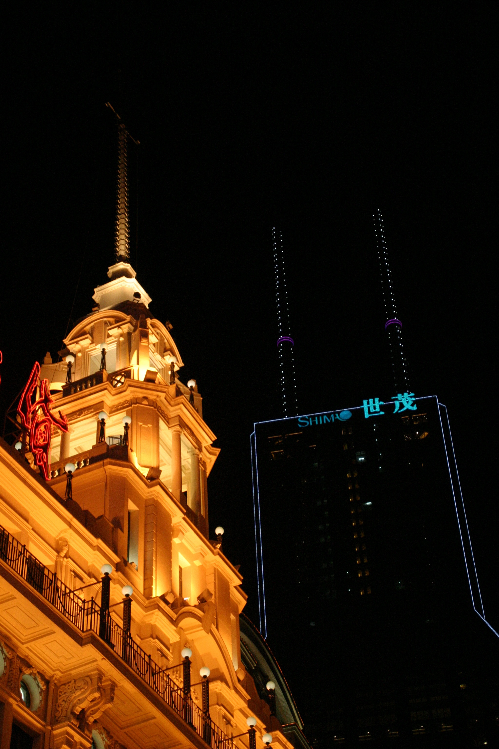 Facade of the building at night free image download
