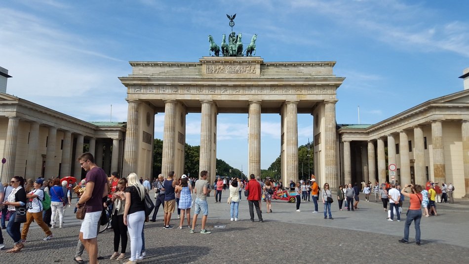 People in front of the triumphal arch in berlin on a sunny day free ...