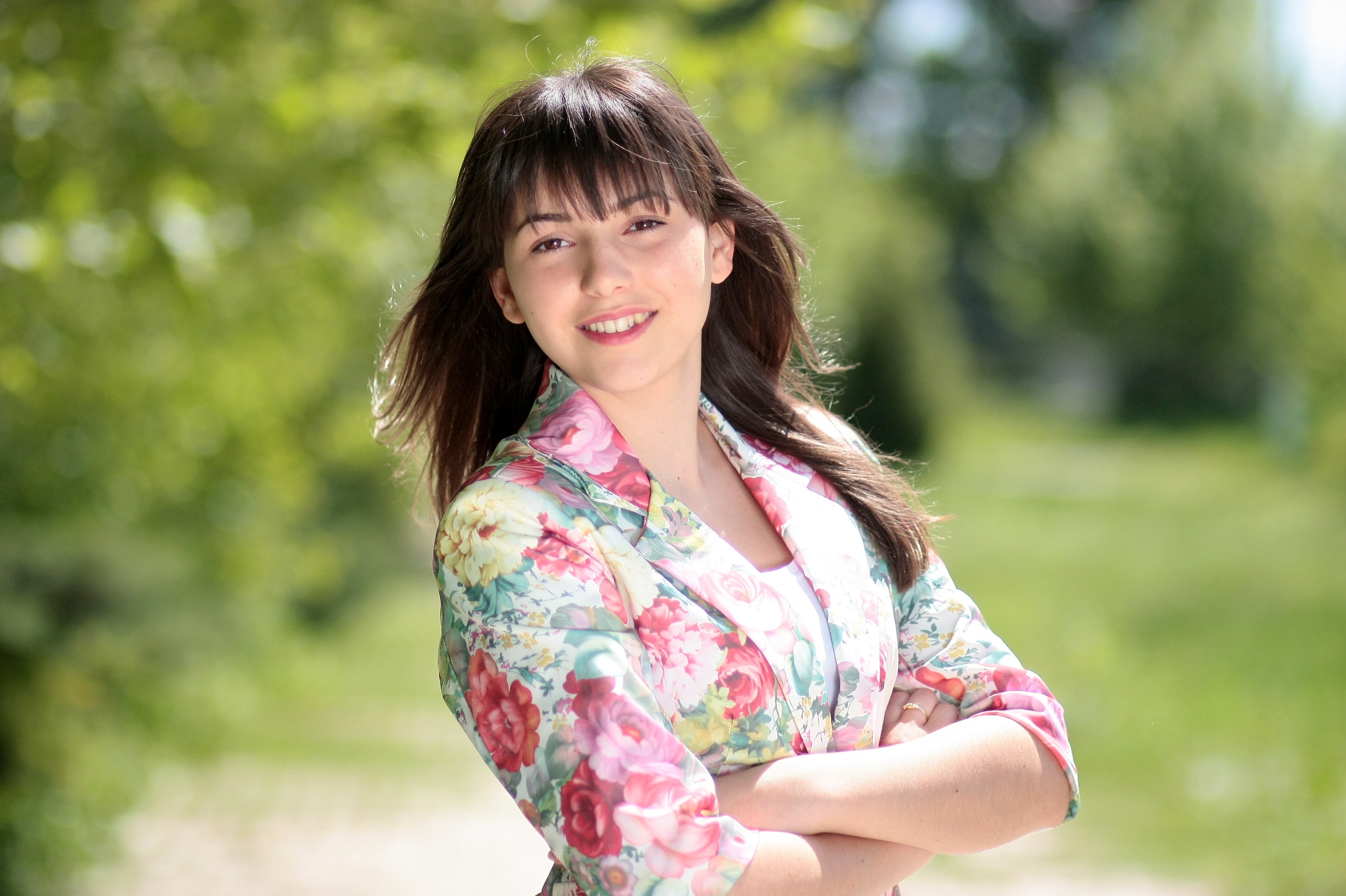 Portrait of brunette woman outdoor free image download