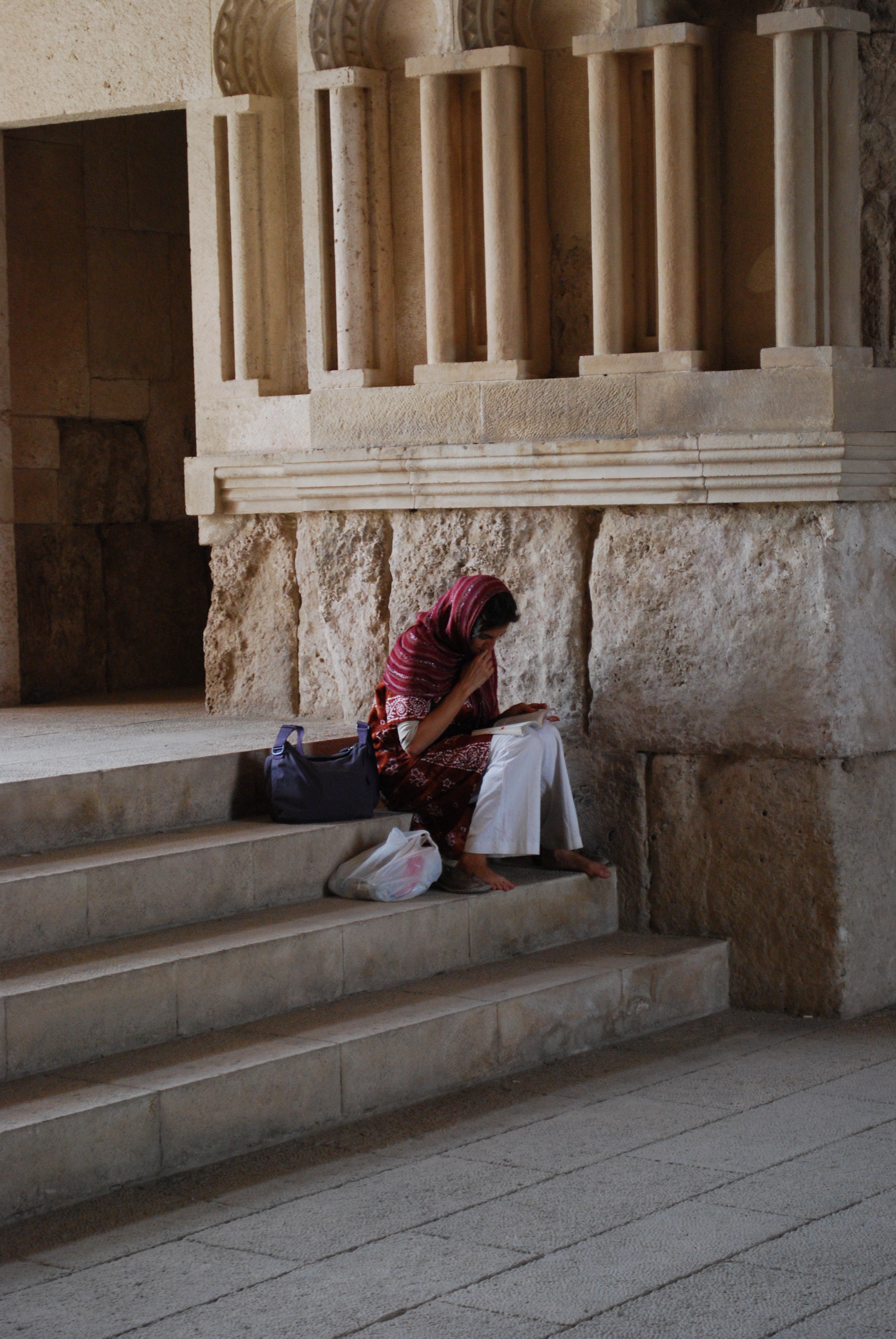 Woman in the temple free image download