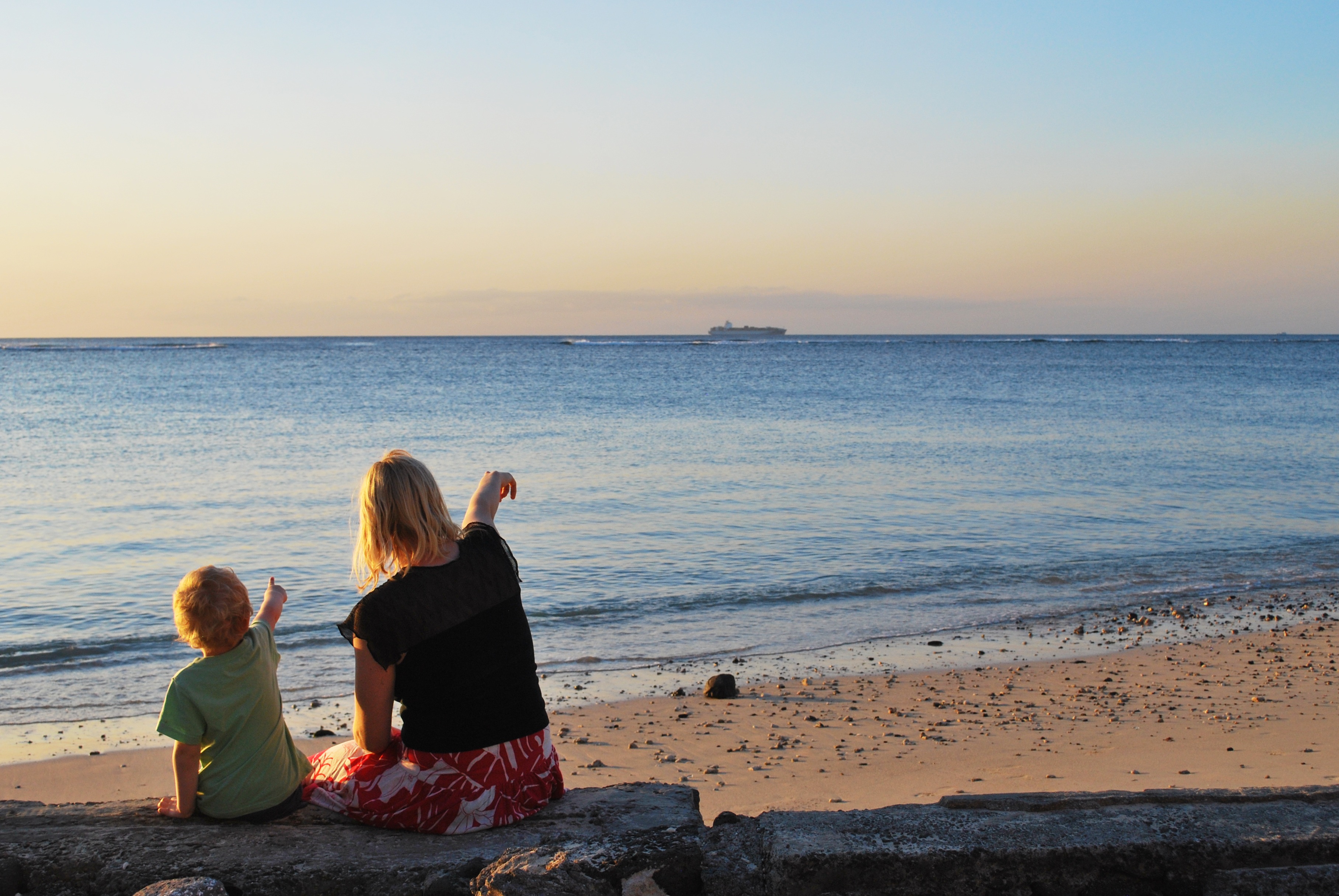 Mother points to the sea free image download