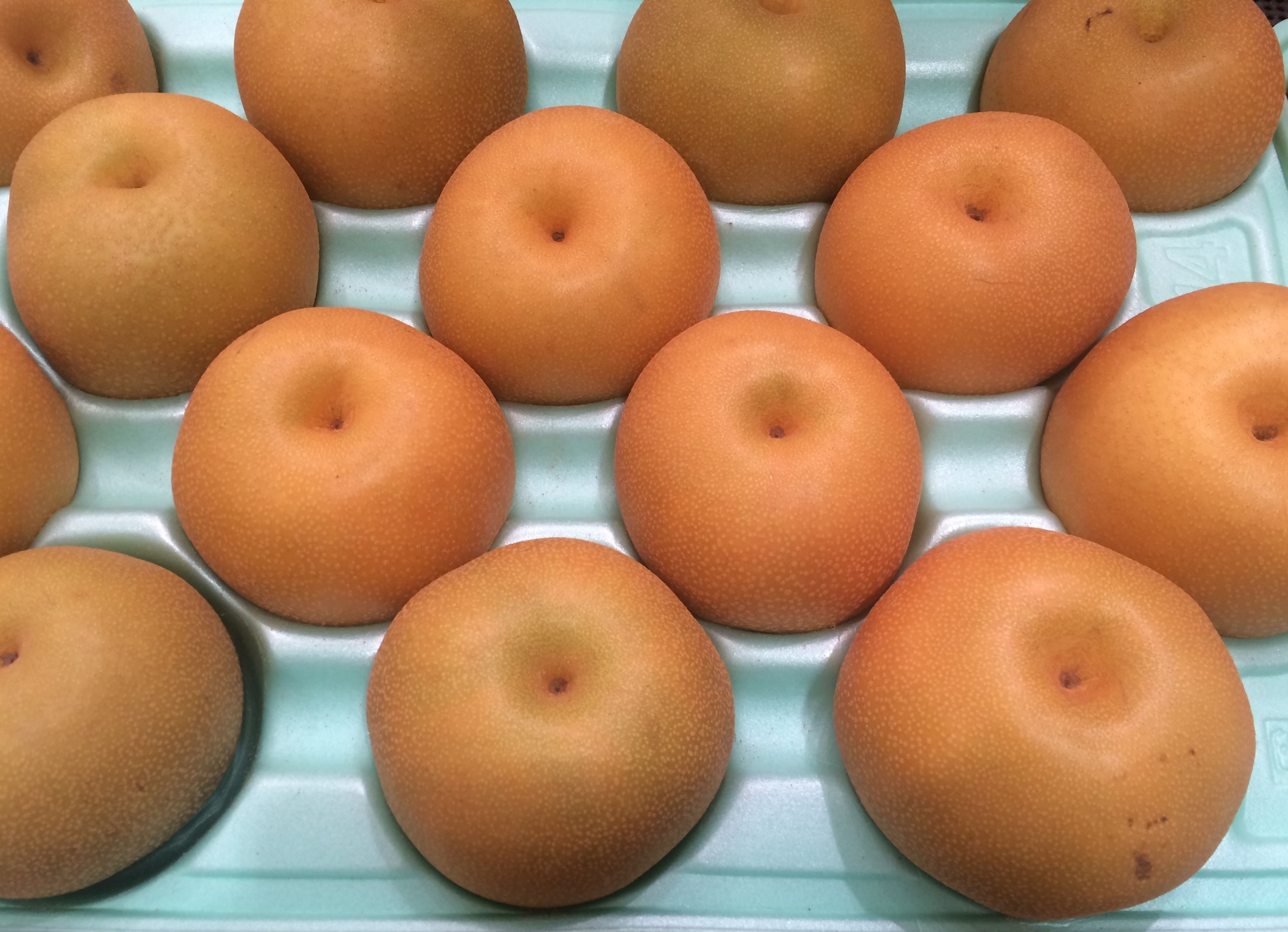 Pears in plastic container in supermarket free image download