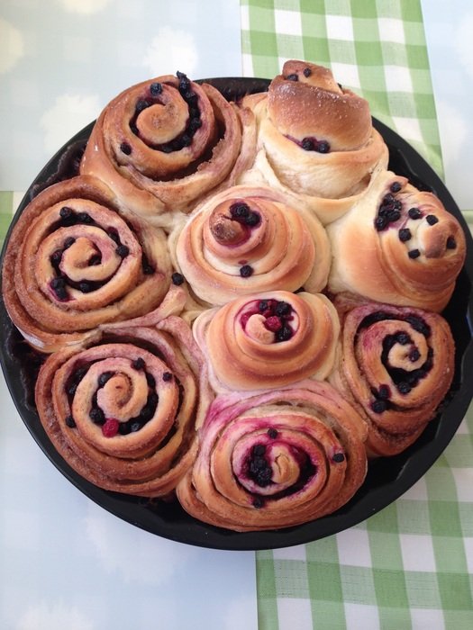 Sweet bun with berries free image download