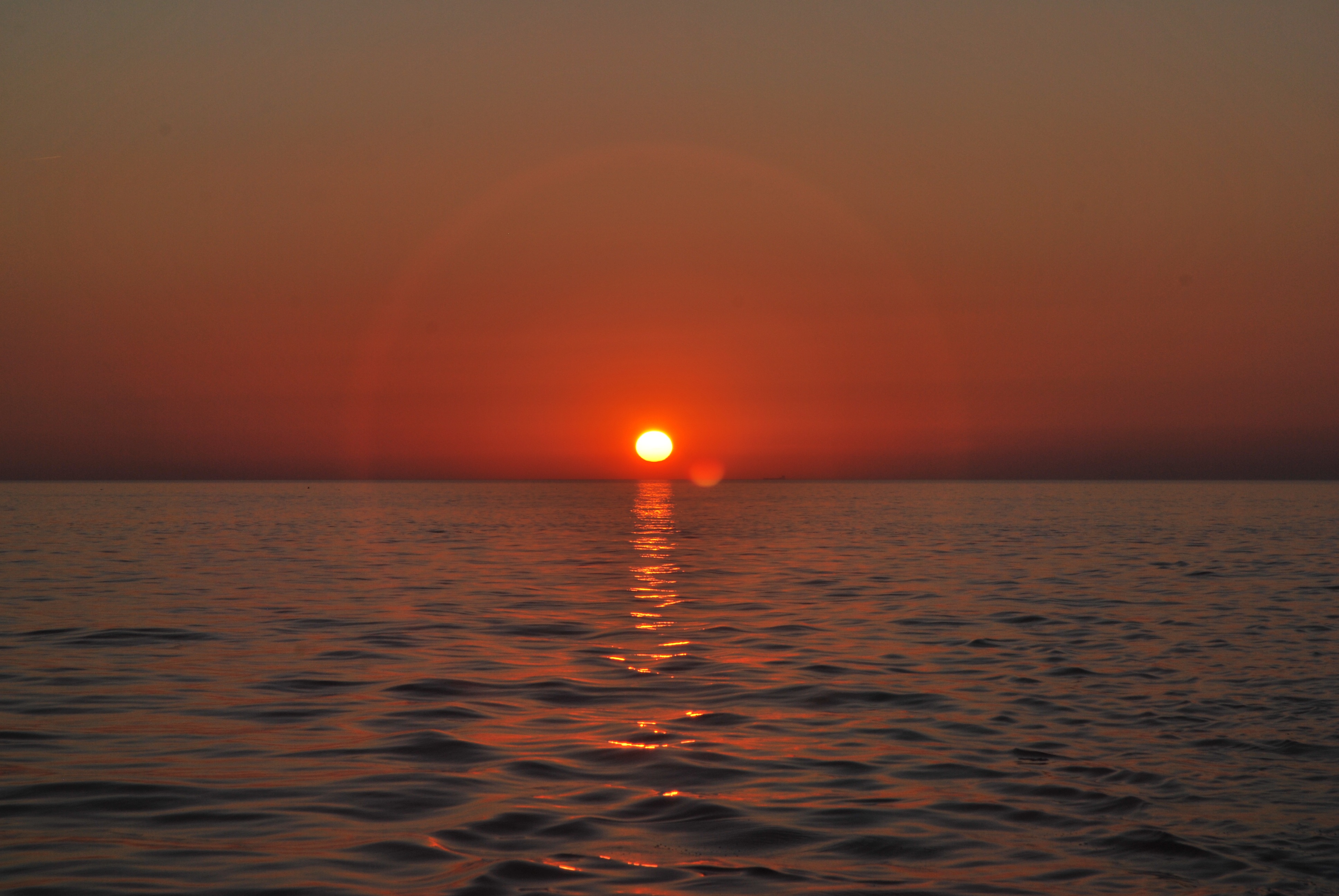Red sun on the horizon of the sea free image download