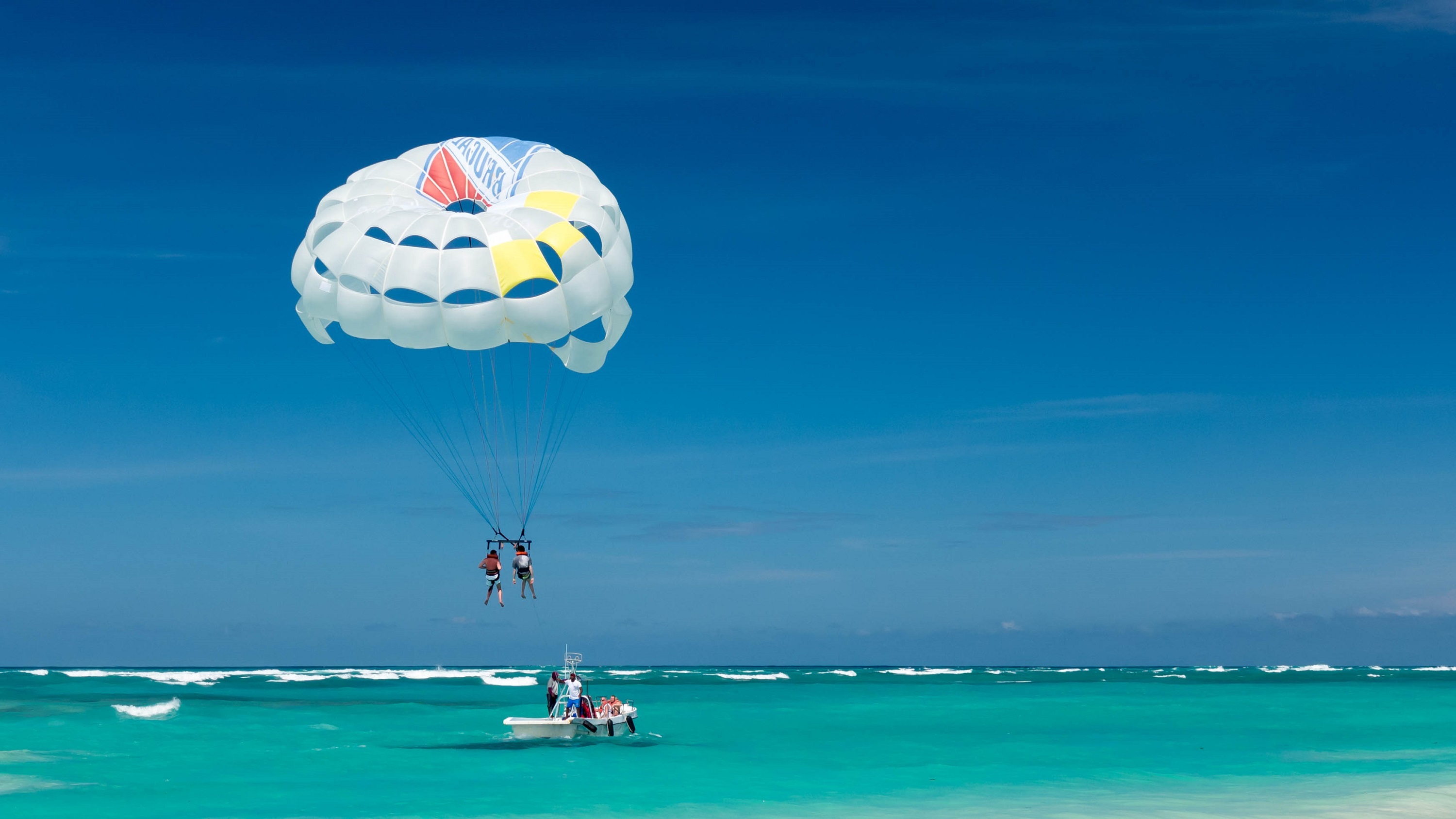 Speedboat and parasailing free image download