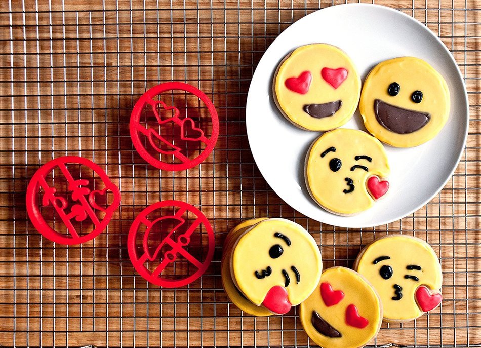 Heart Eyes Emoji Cookie Cutter N6 free image download