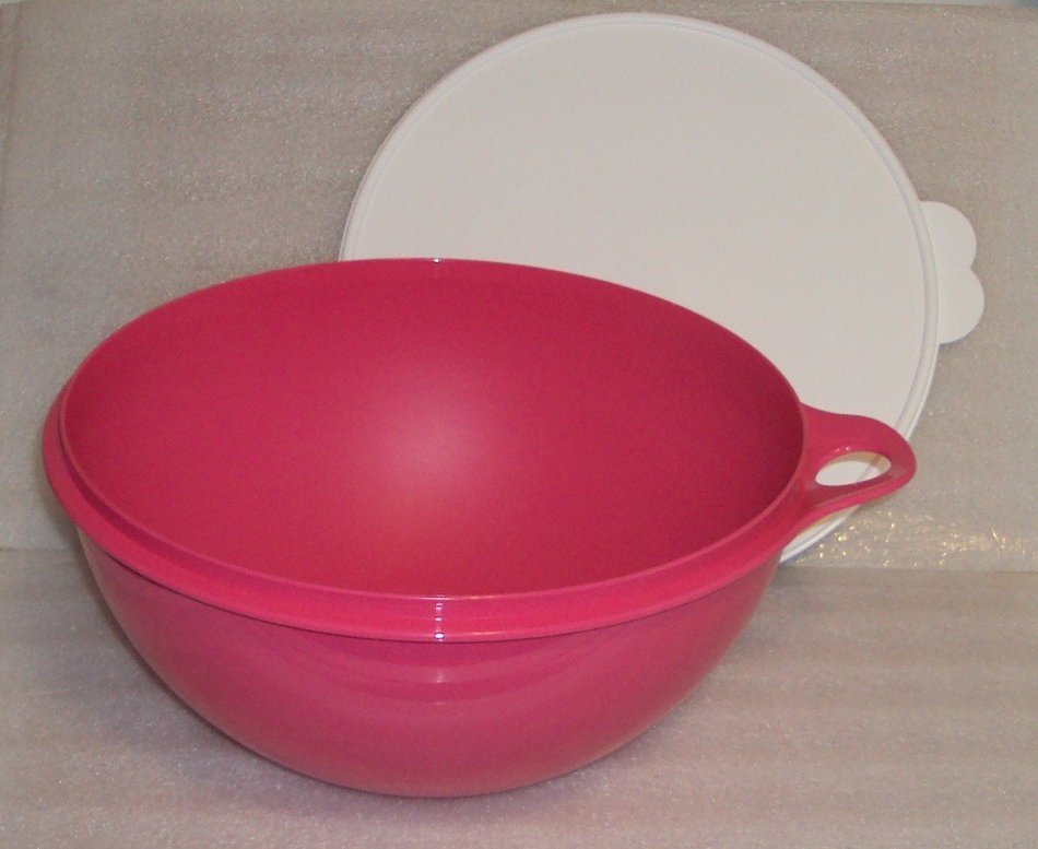 Tupperware Thatsa Bowl 32 Cups, Fuchsia Pink Rare free image download