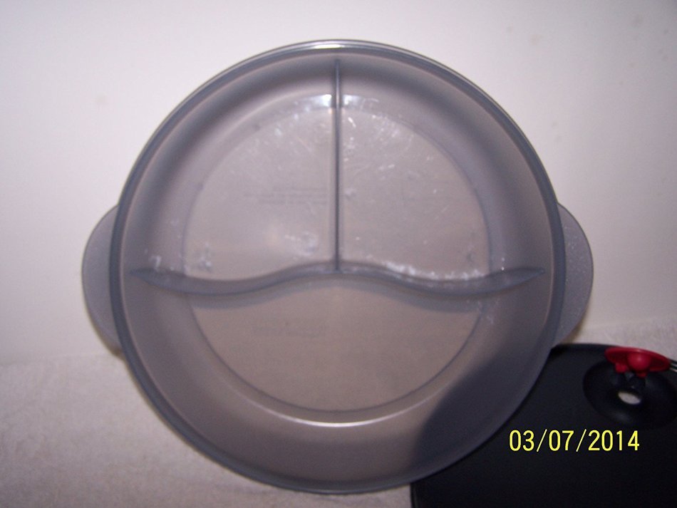 Tupperware Crystalwave Divided Dish 10" Pastel Gray With Black Seal ...